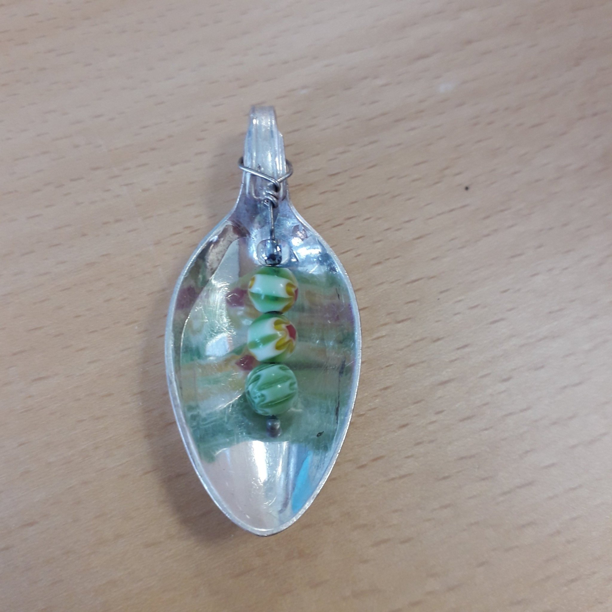 Tesked som är berlock sked och glaspärlor | Köp på Tradera (704633269)