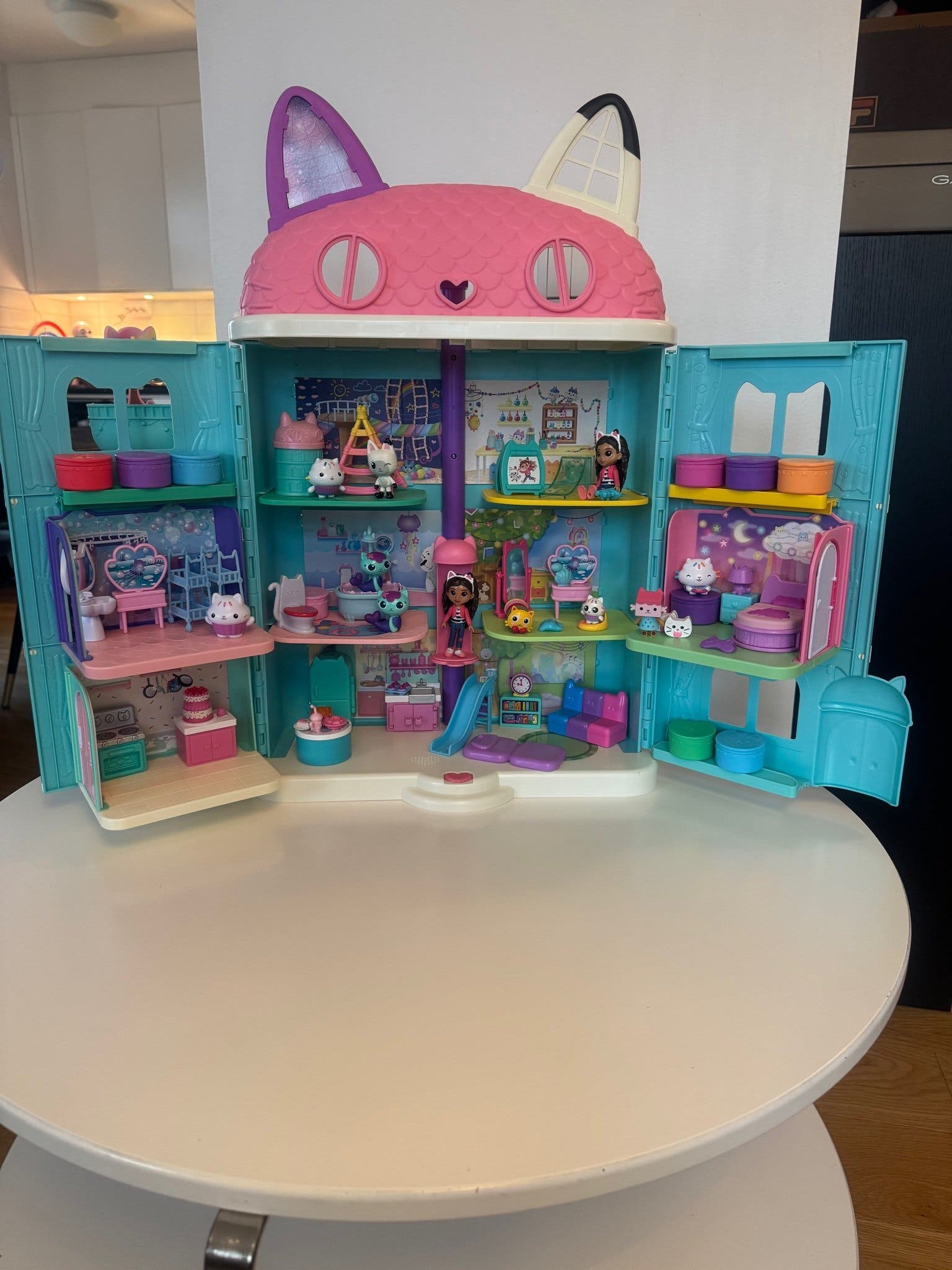 Se produkter som liknar Gabby's Dollhouse Lekhus på Tradera (707418730)