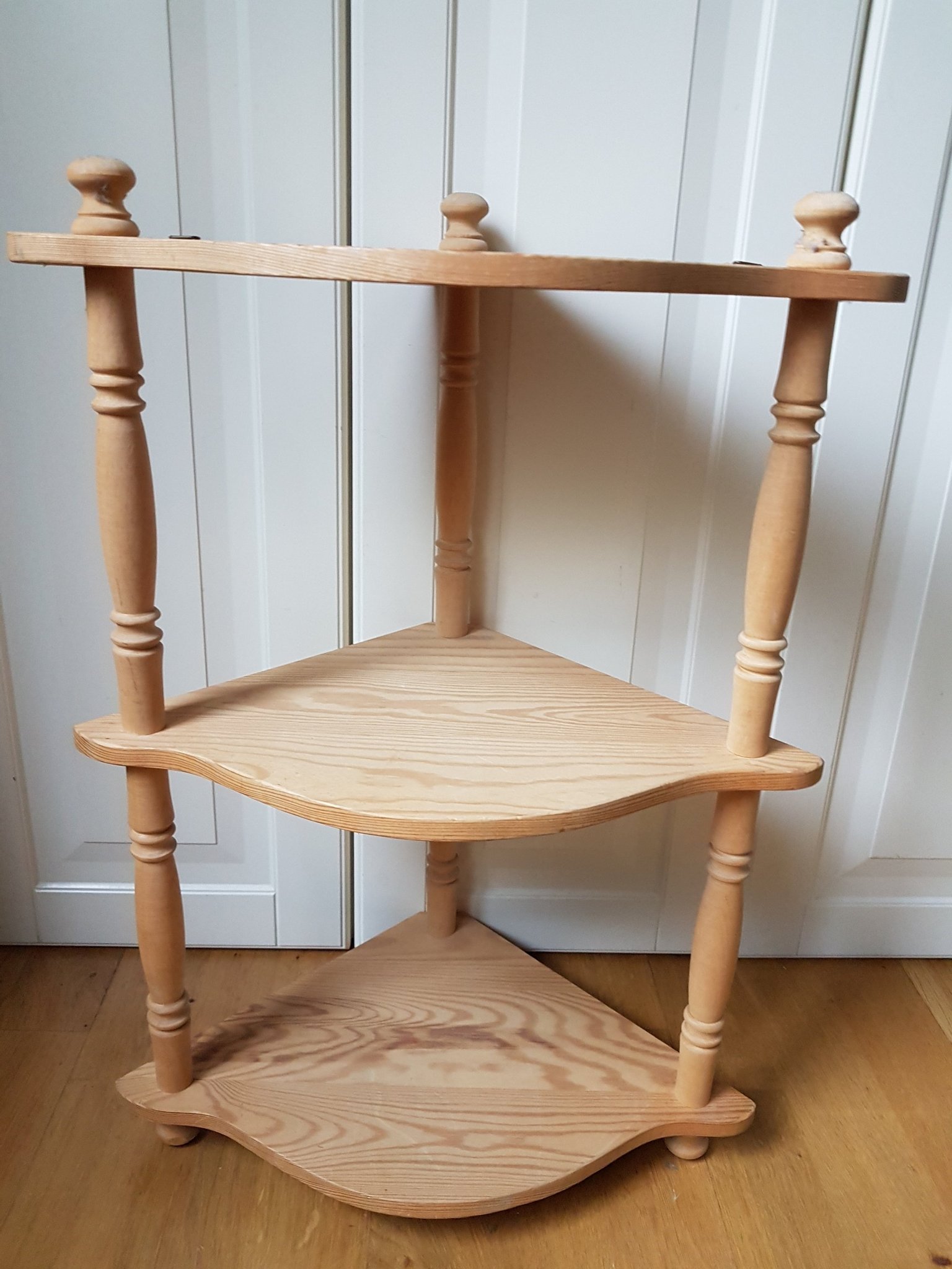 Se produkter som liknar Äldre furu hörnhylla med svar.. på Tradera ...