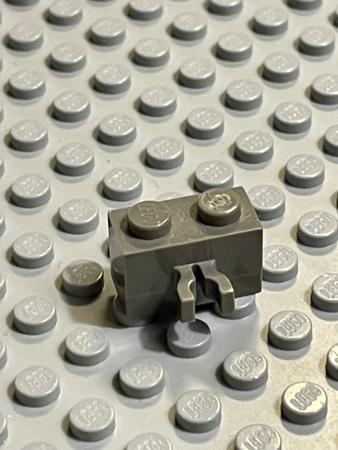 Dark Gray Brick, Modified 1 x 2 with Clip (Vert.. | Köp på Tradera ...