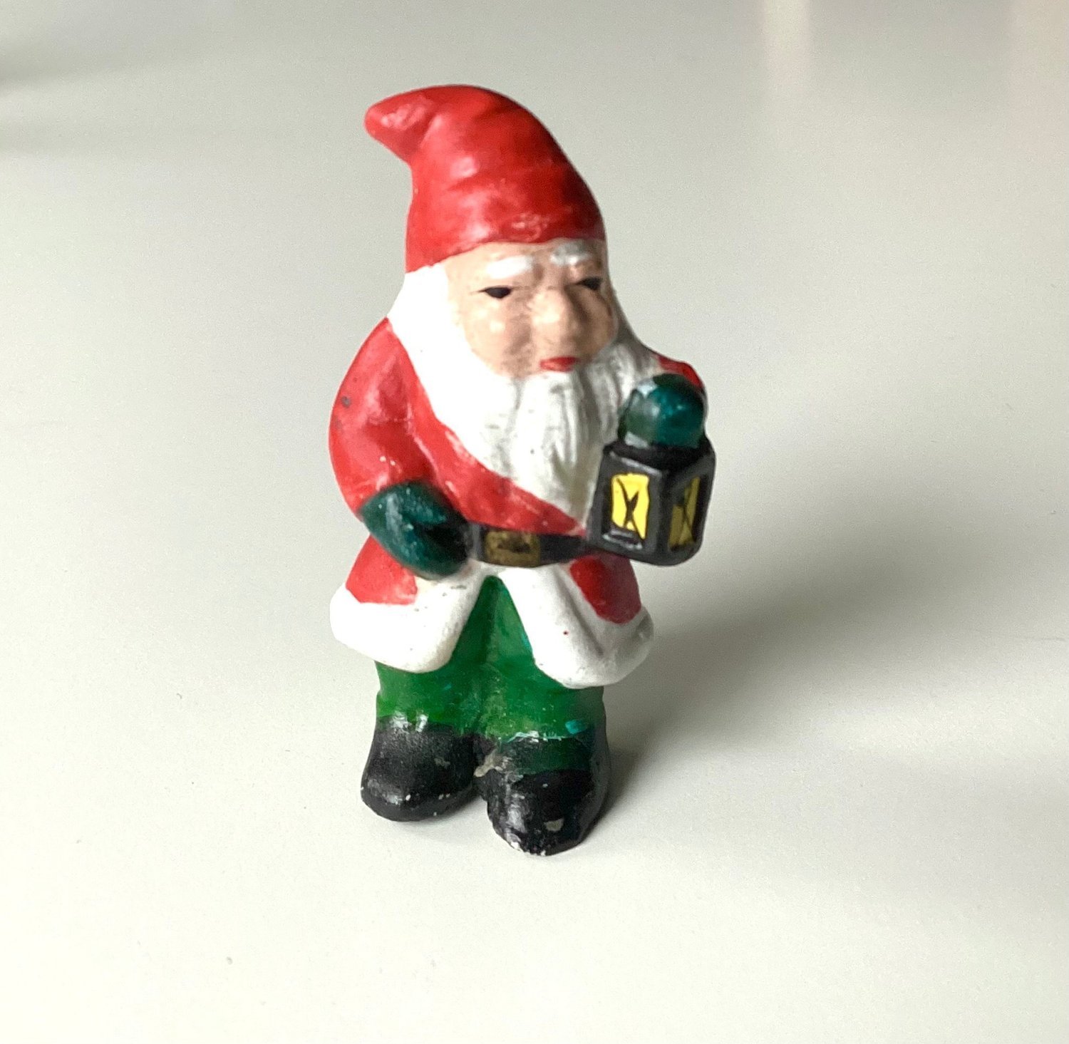 Se produkter som liknar Liten tomte i keramik med lyk.. på Tradera ...