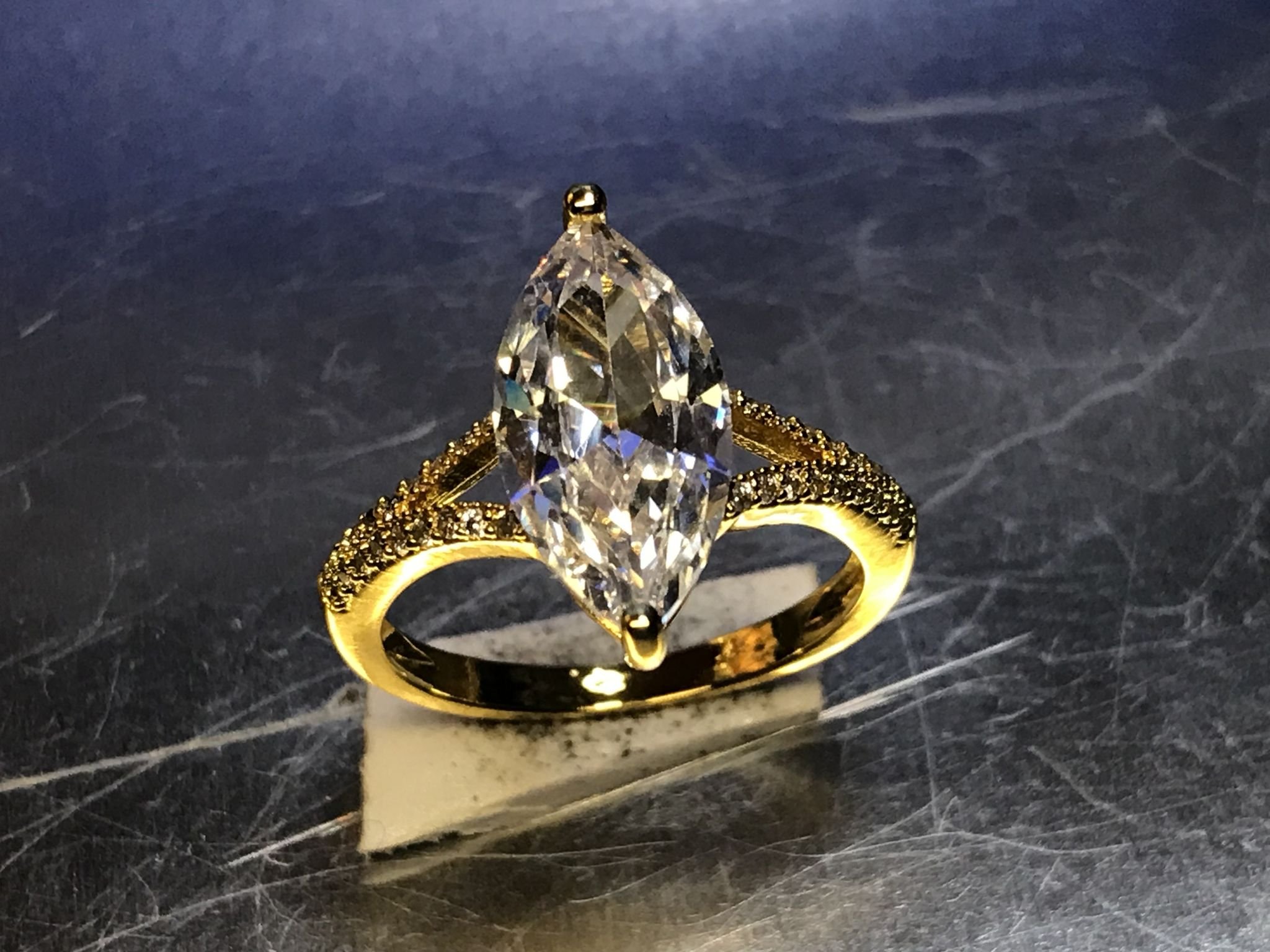 Häftig ring med otroligt fint lyster i stenen a.. | Köp på Tradera ...