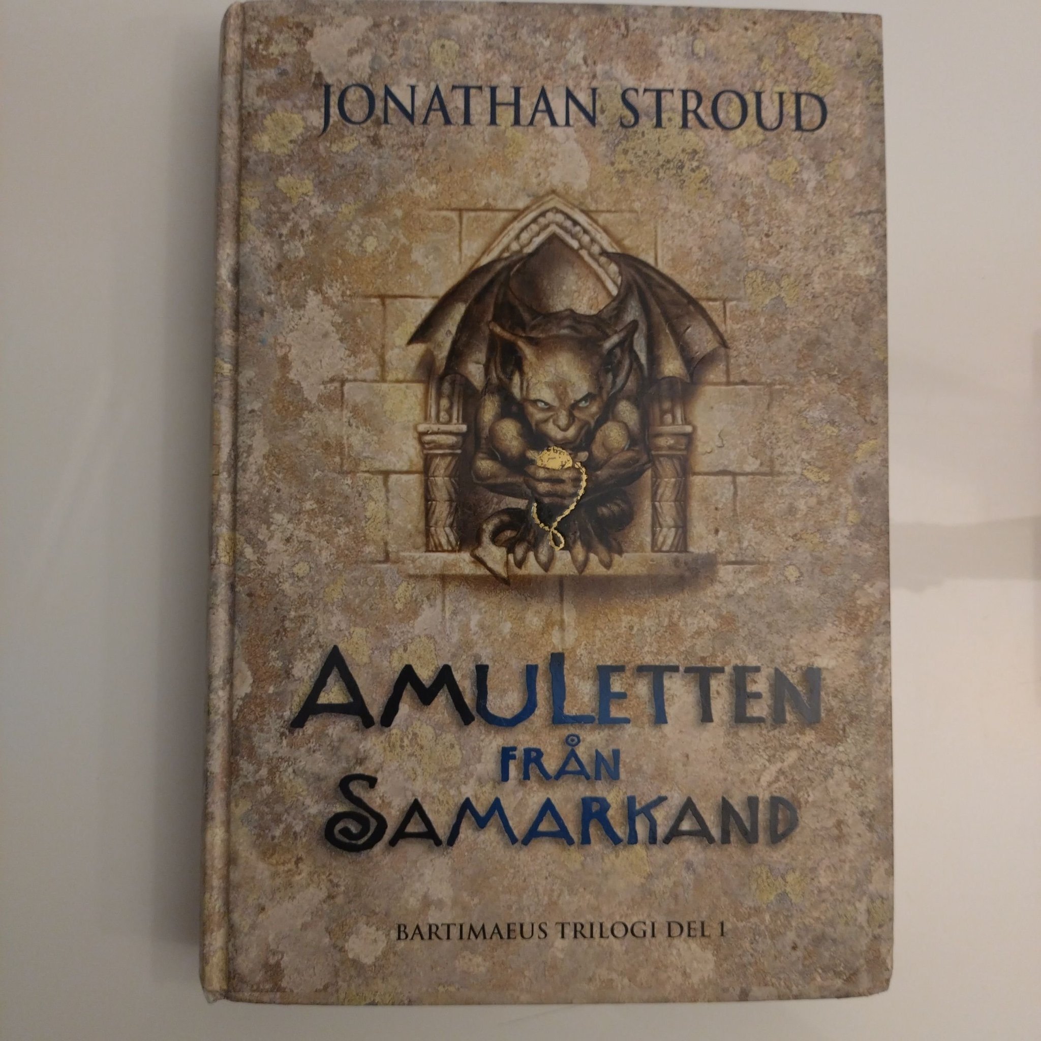 Se produkter som liknar Amuletten från Samarkand (Bar.. på Tradera ...