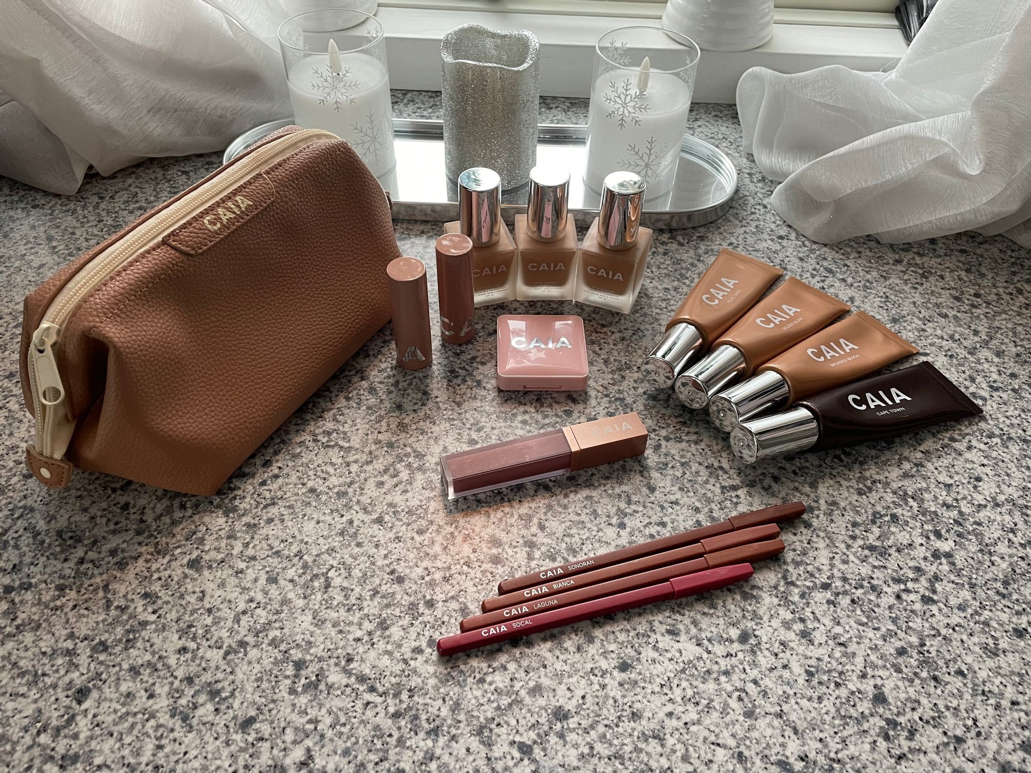 Stort paket med smink i från Caia inkl Necessär. | Köp på Tradera ...
