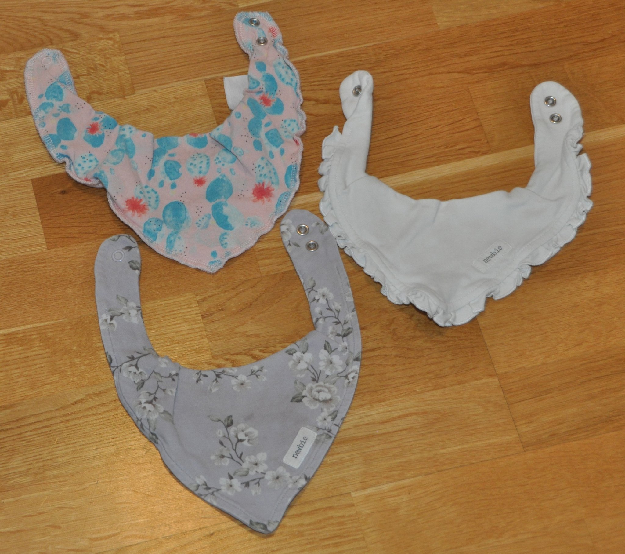 Se produkter som liknar Tre Newbie Haklappar på Tradera (683024556)