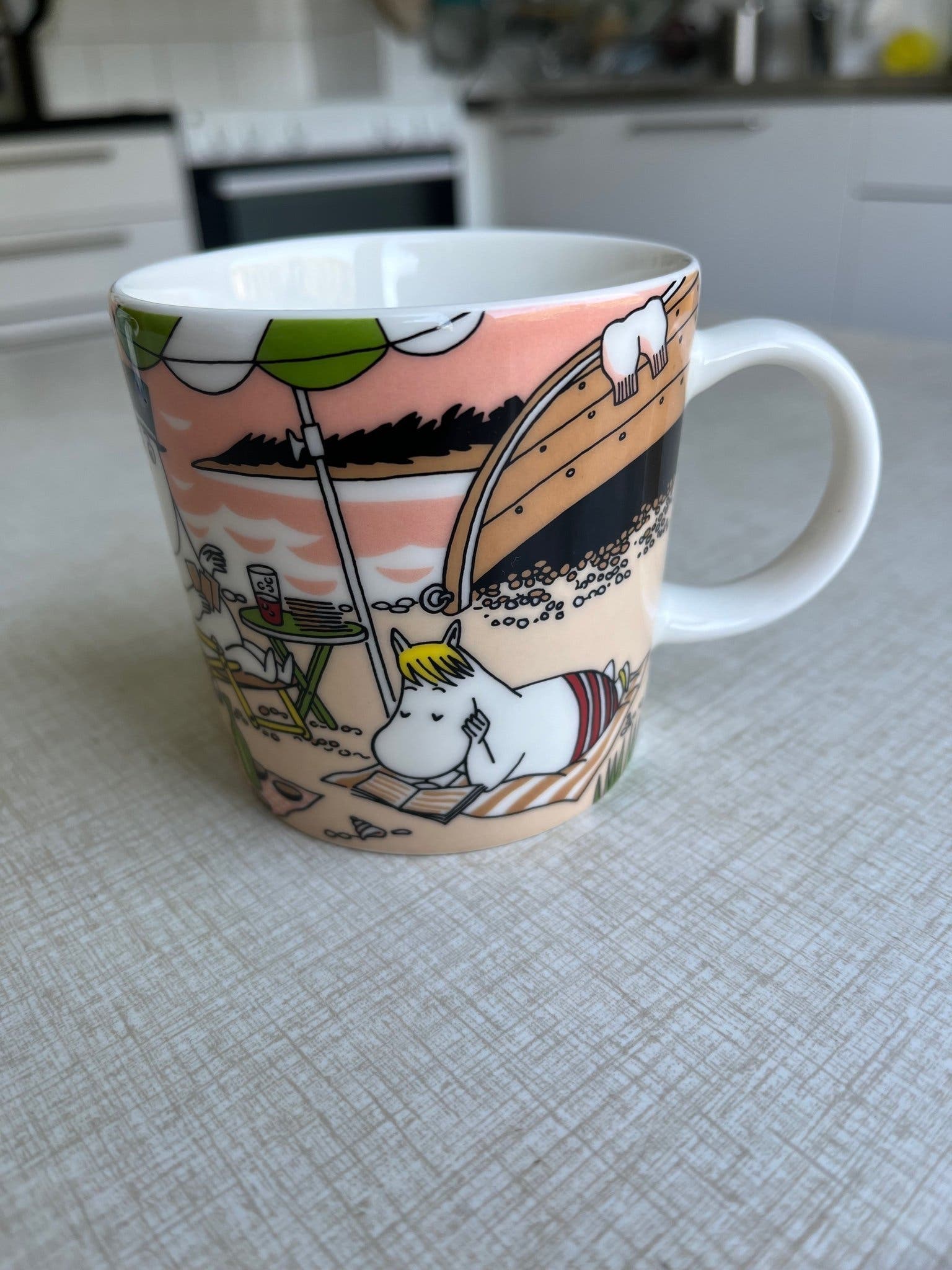 Se produkter som liknar Arabia Mumin Mugg sommar 2021 på Tradera ...