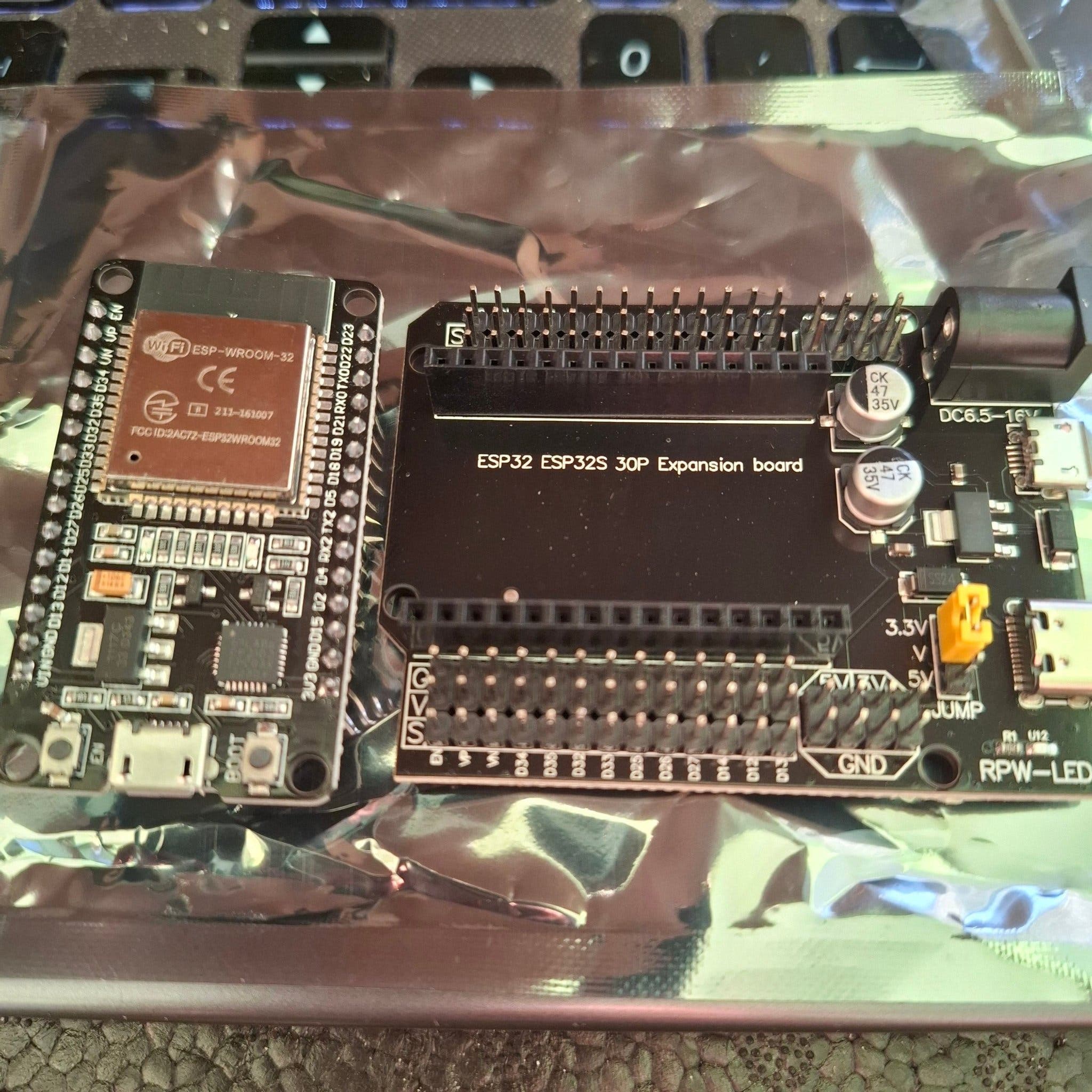 ESP32-DevKitC-32 3OP + ESP32-WROOM-32 | Köp på Tradera (648386302)