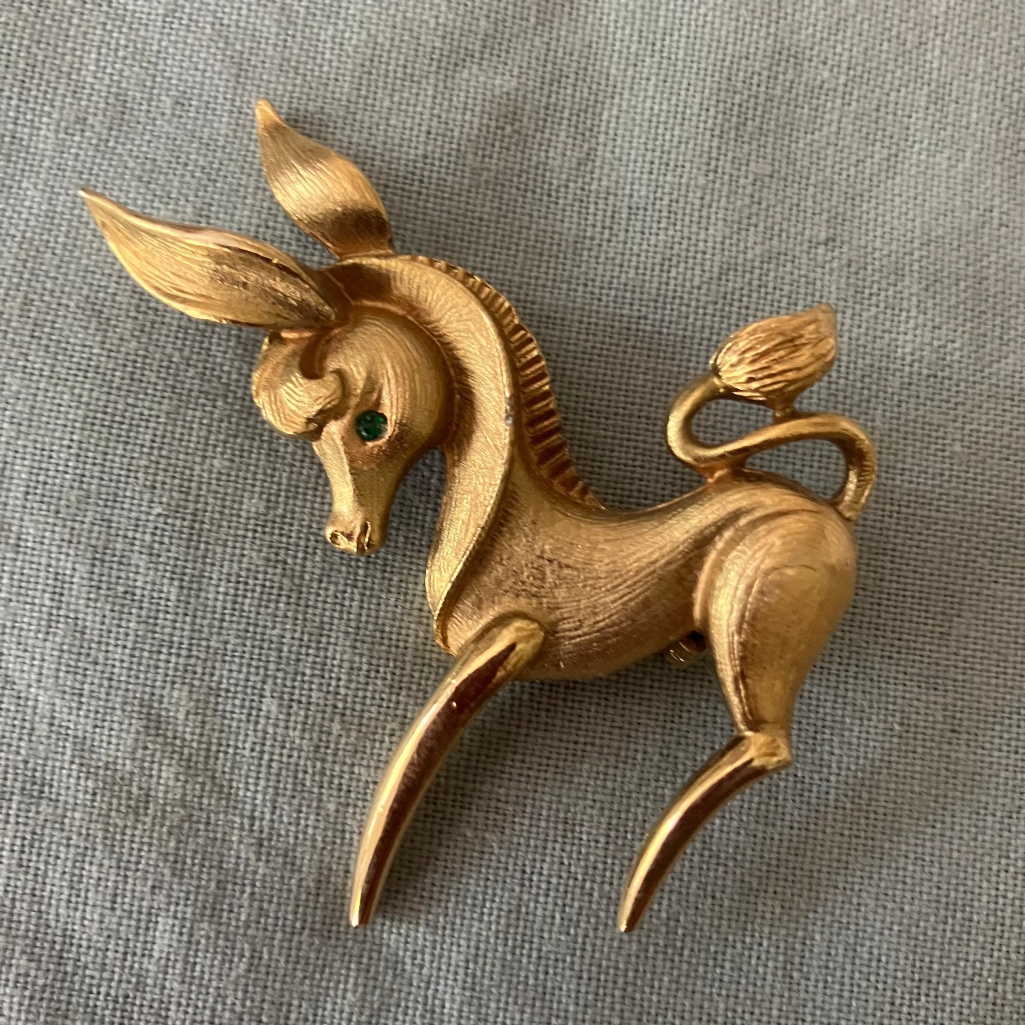 Se produkter som liknar Brosch med Åsna o Grön Sten t.. på Tradera ...