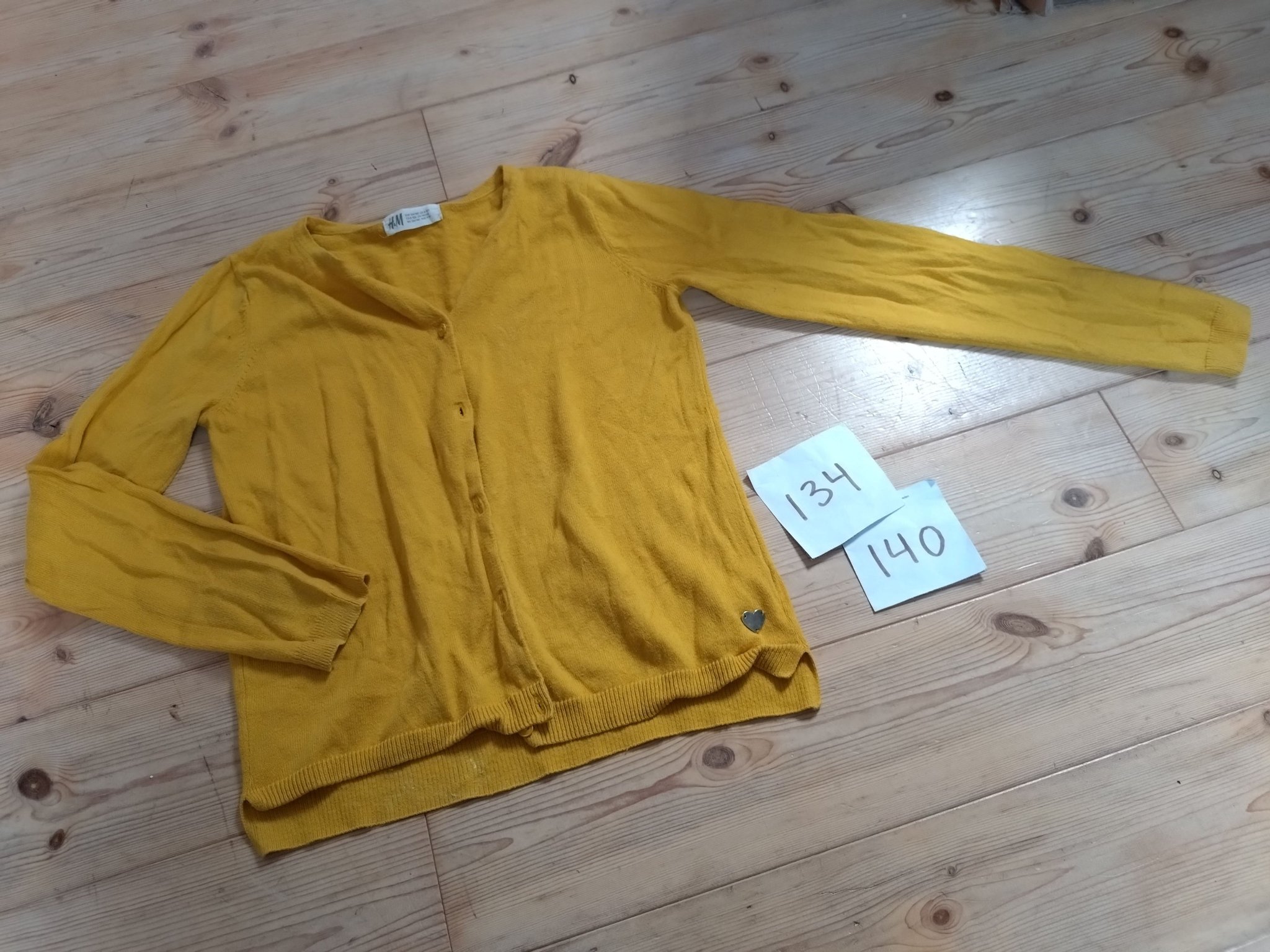 Se produkter som liknar H&M gul kofta 134/140 på Tradera (693800058)