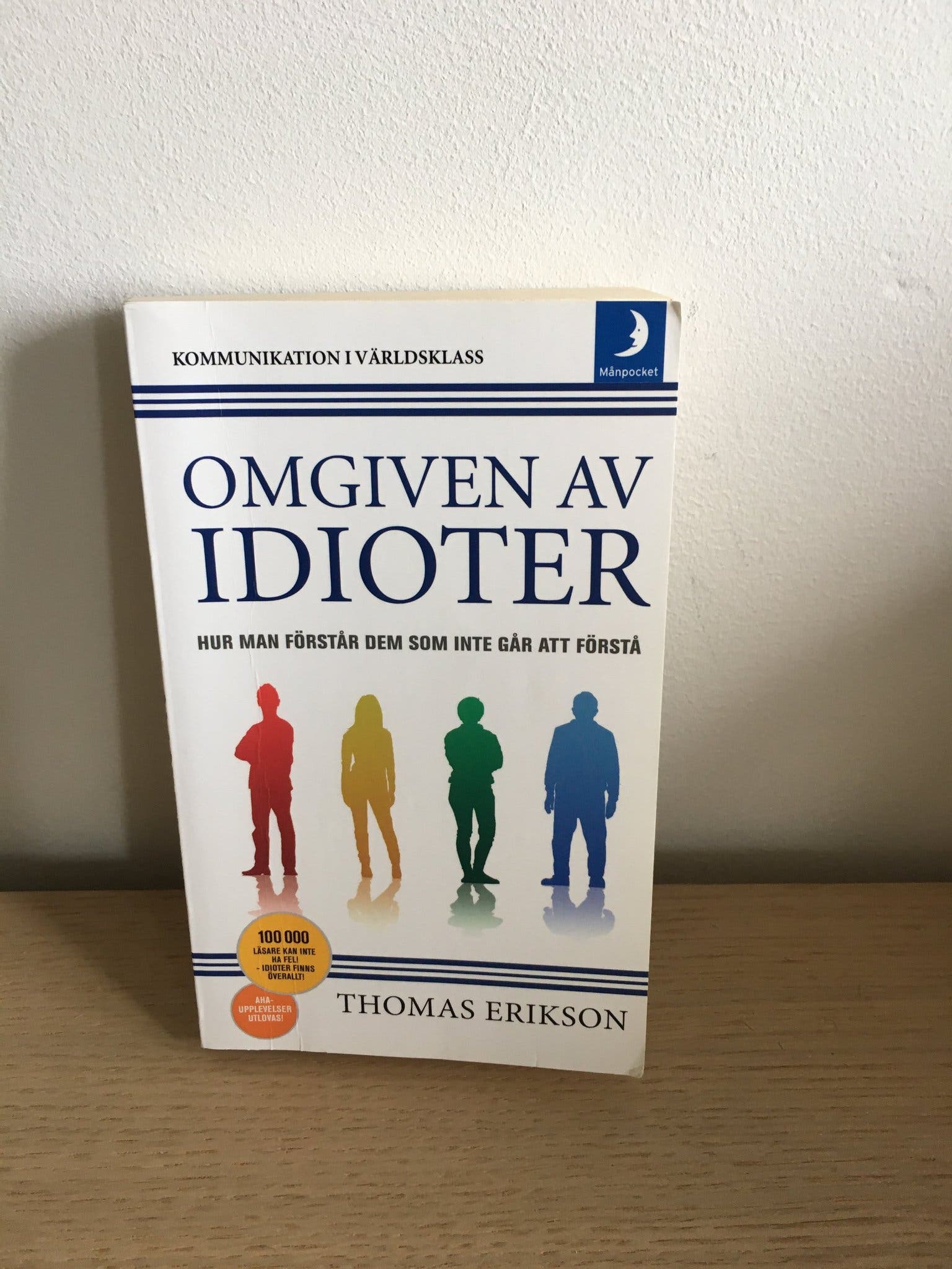 Se produkter som liknar Omgivna av idioter: Hur man f.. på Tradera ...