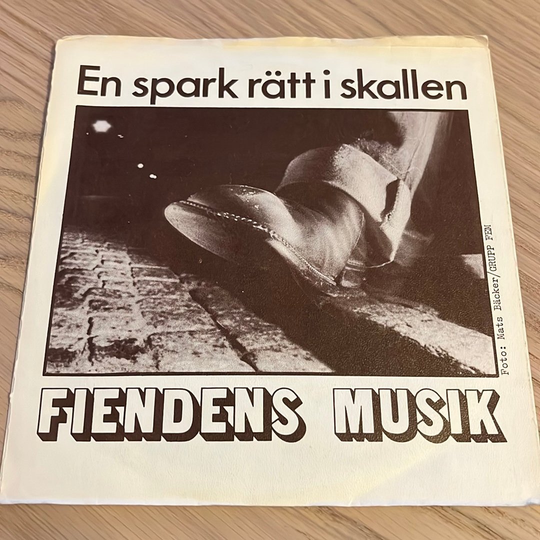 Se produkter som liknar Fiendens Musik - En Spark Rät.. på Tradera ...