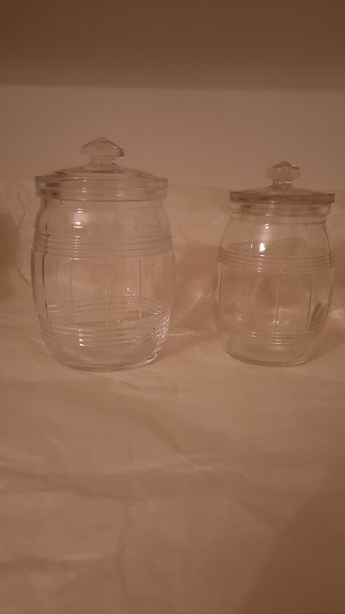 Se produkter som liknar Två glasburkar med lock på Tradera (689905326)
