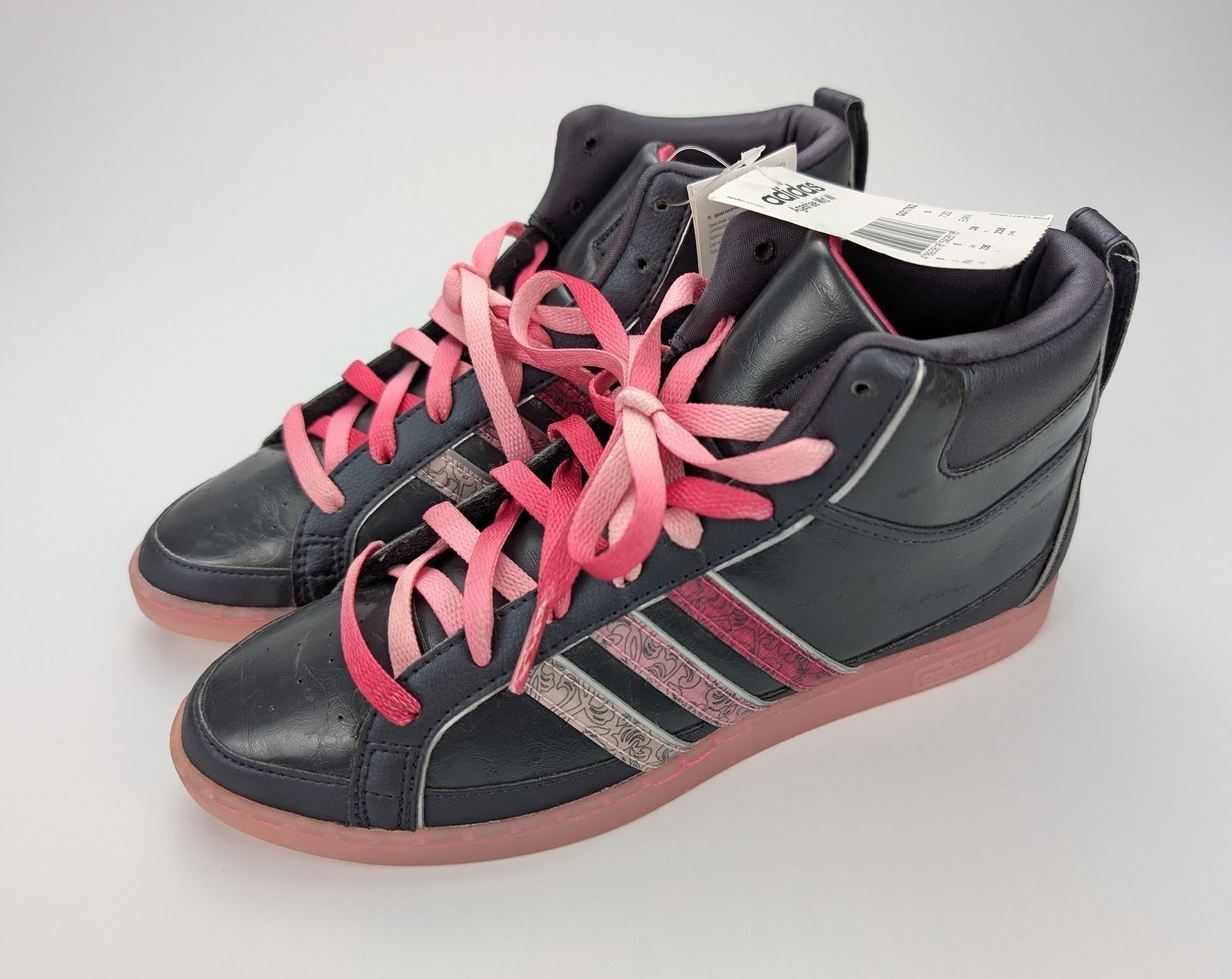 Se produkter som liknar NYA Adidas Agashae Mid W snea.. på Tradera ...