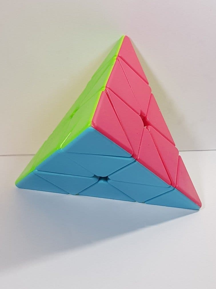 Se produkter som liknar Rubiks kub Rubic cube pyraminx på Tradera ...