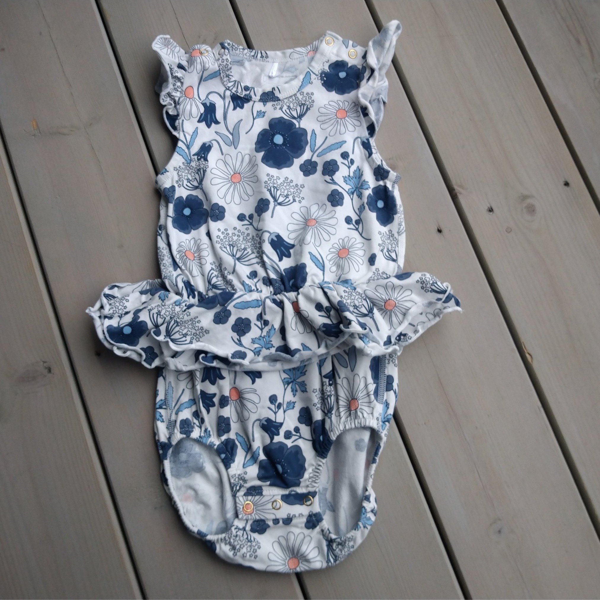 Blommig body med krås stl 80 från Polarn O. Pyret | Köp på Tradera ...