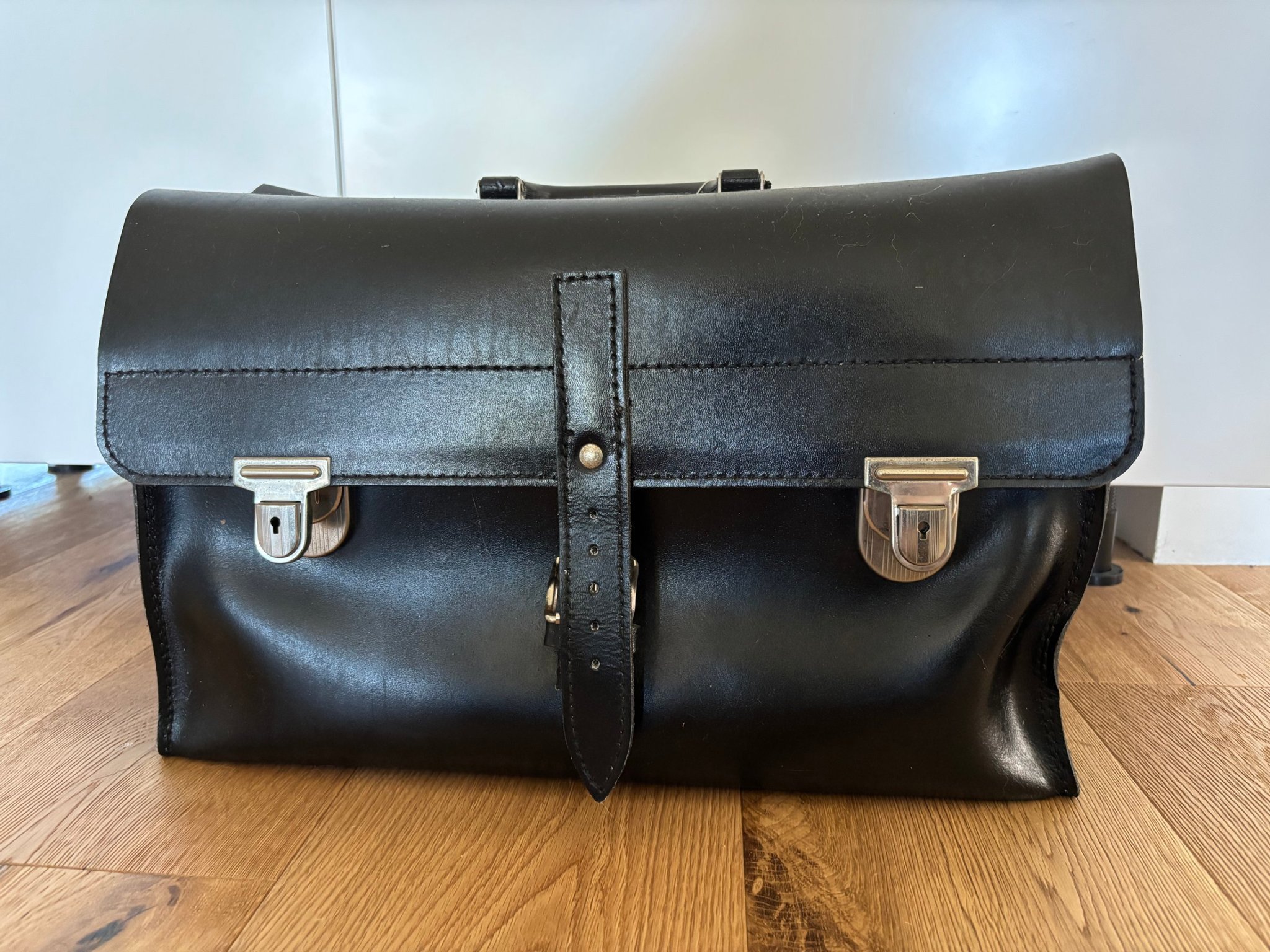 Se produkter som liknar Televerket svart väska på Tradera (693735349)