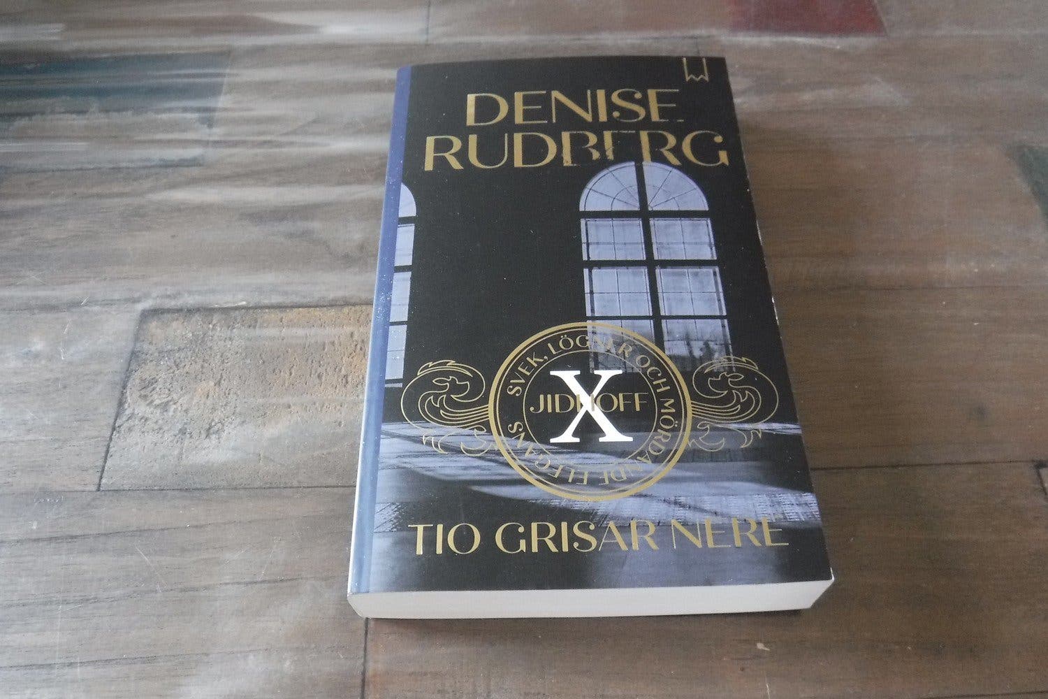 Se produkter som liknar Tio grisar nere författare De.. på Tradera ...