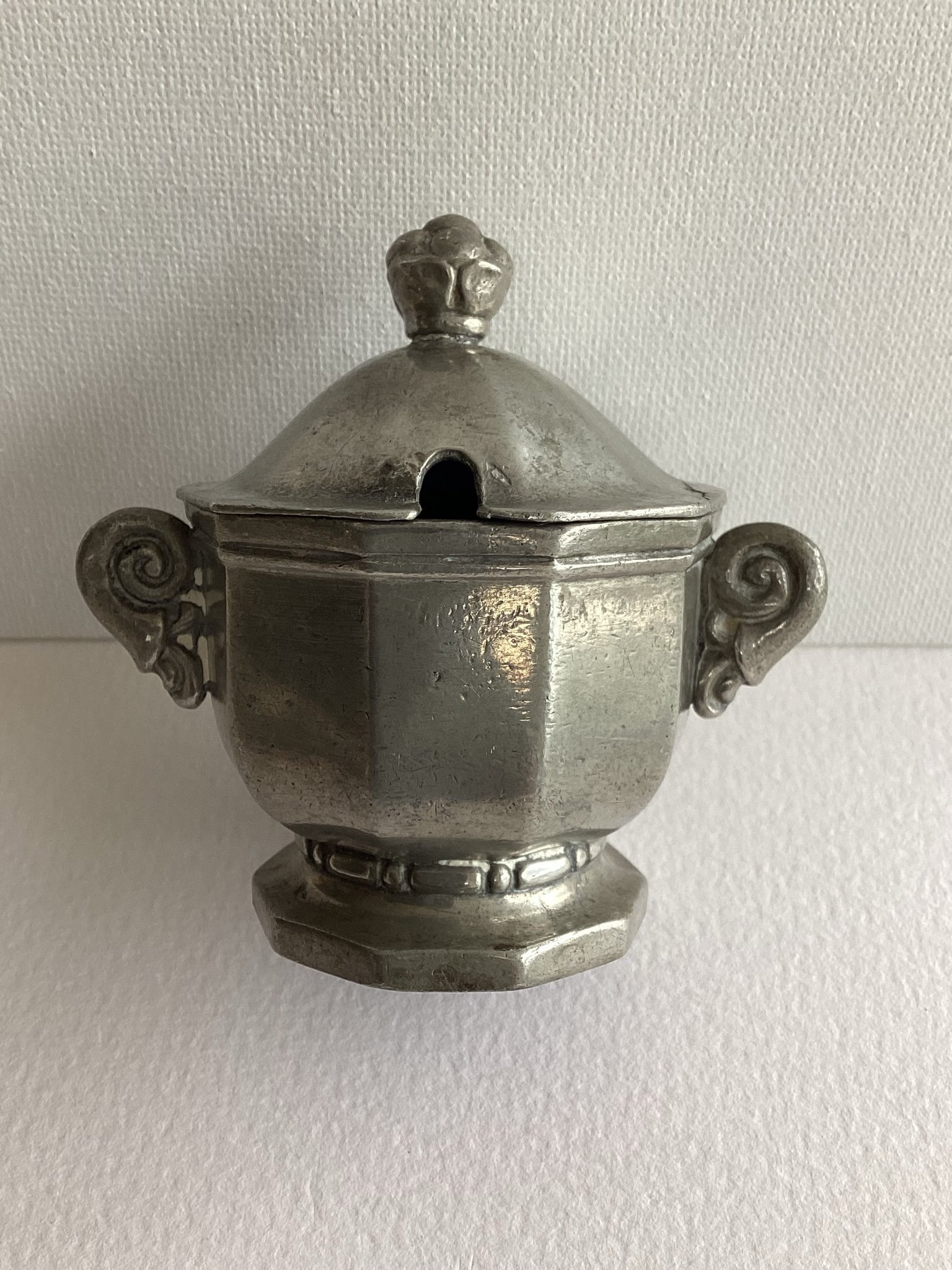 Se produkter som liknar Antik Tenn Senapsburk / Saltk.. på Tradera ...