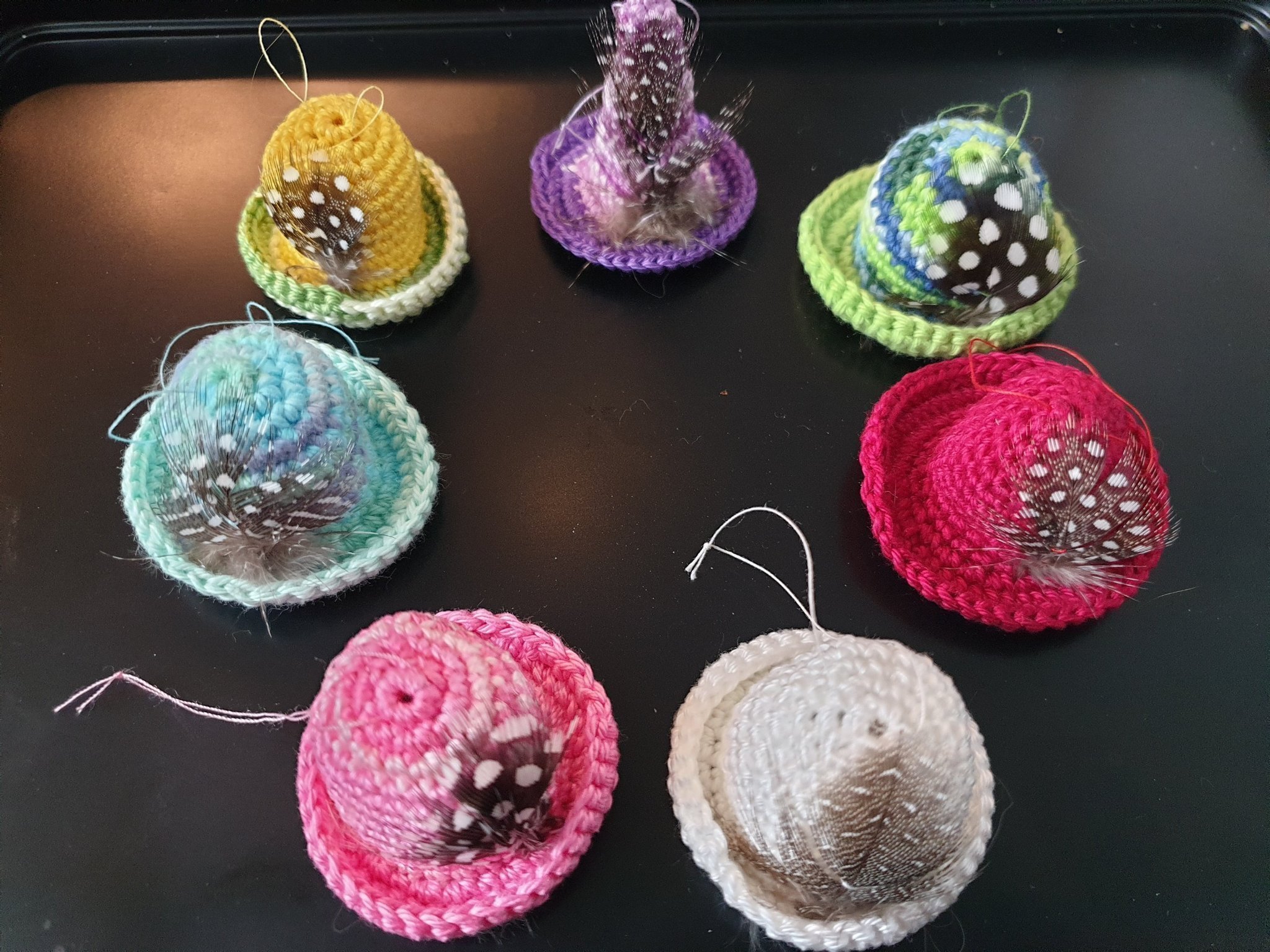 Inredning, pynt till påskris, 7 virkade hattar .. | Köp på Tradera ...