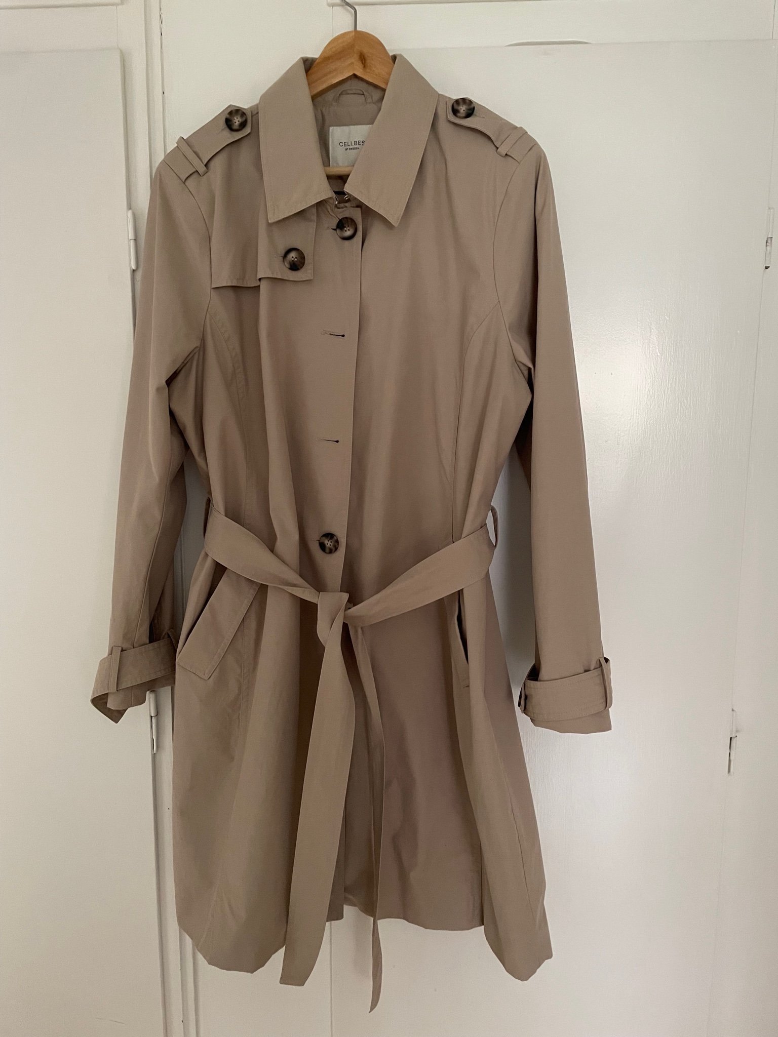 CELLBES beige trenchcoat, storlek 46/48 | Köp på Tradera (734978677)