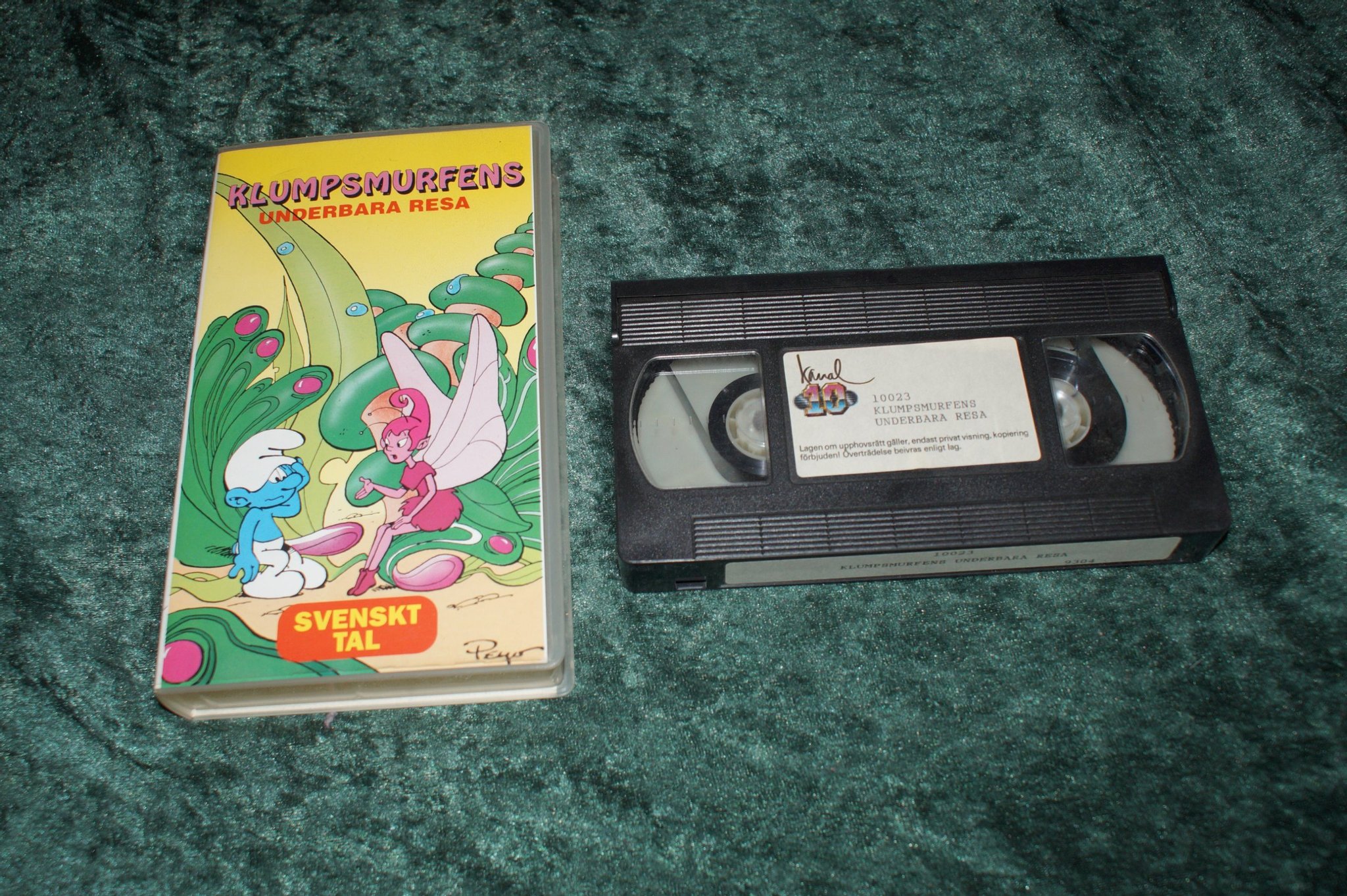 Se produkter som liknar KLASSIKER VHS FILM KLUMPSMURF.. på Tradera ...