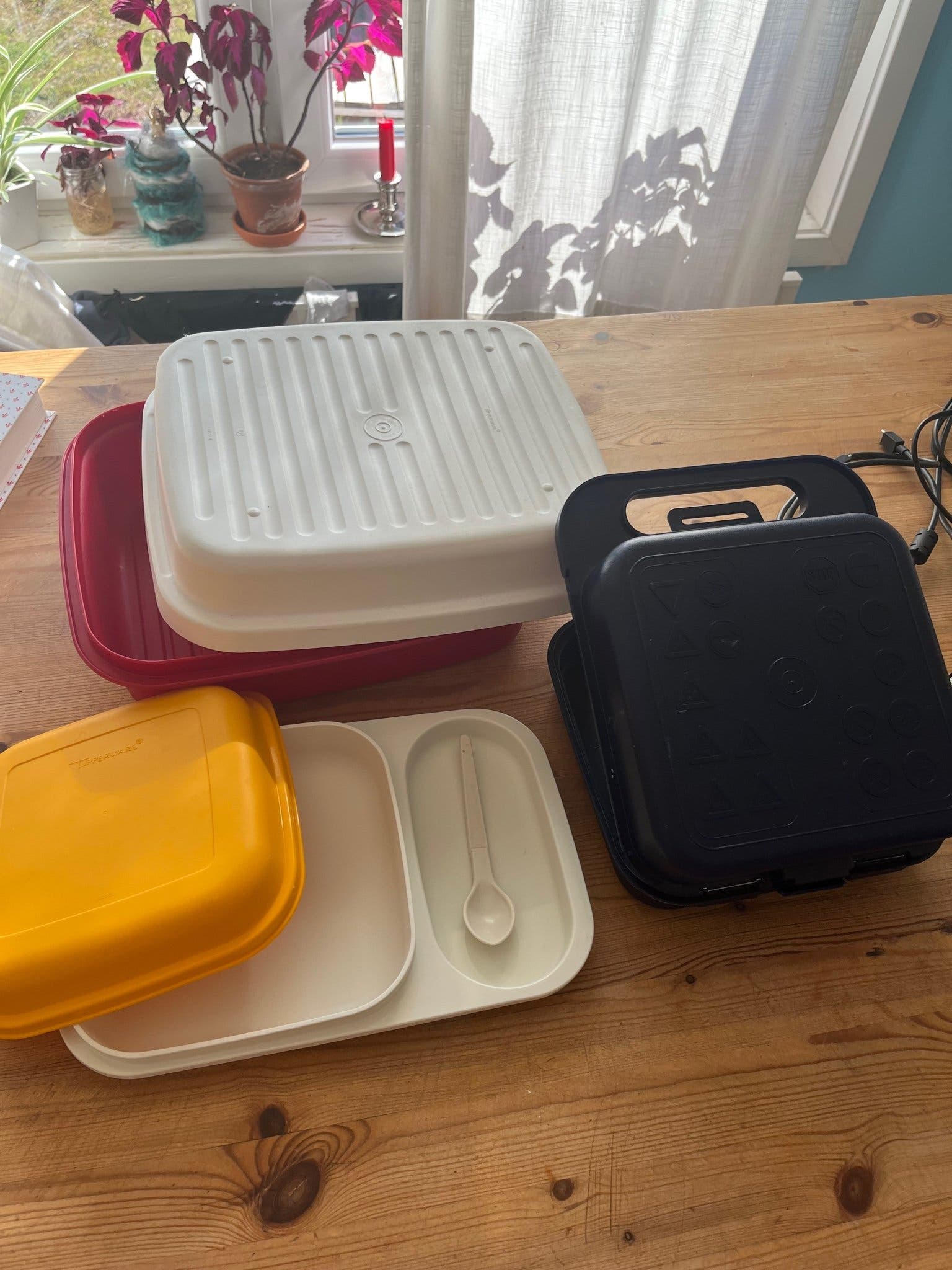 Se produkter som liknar Tupperware Förvaringslådor / .. på Tradera ...