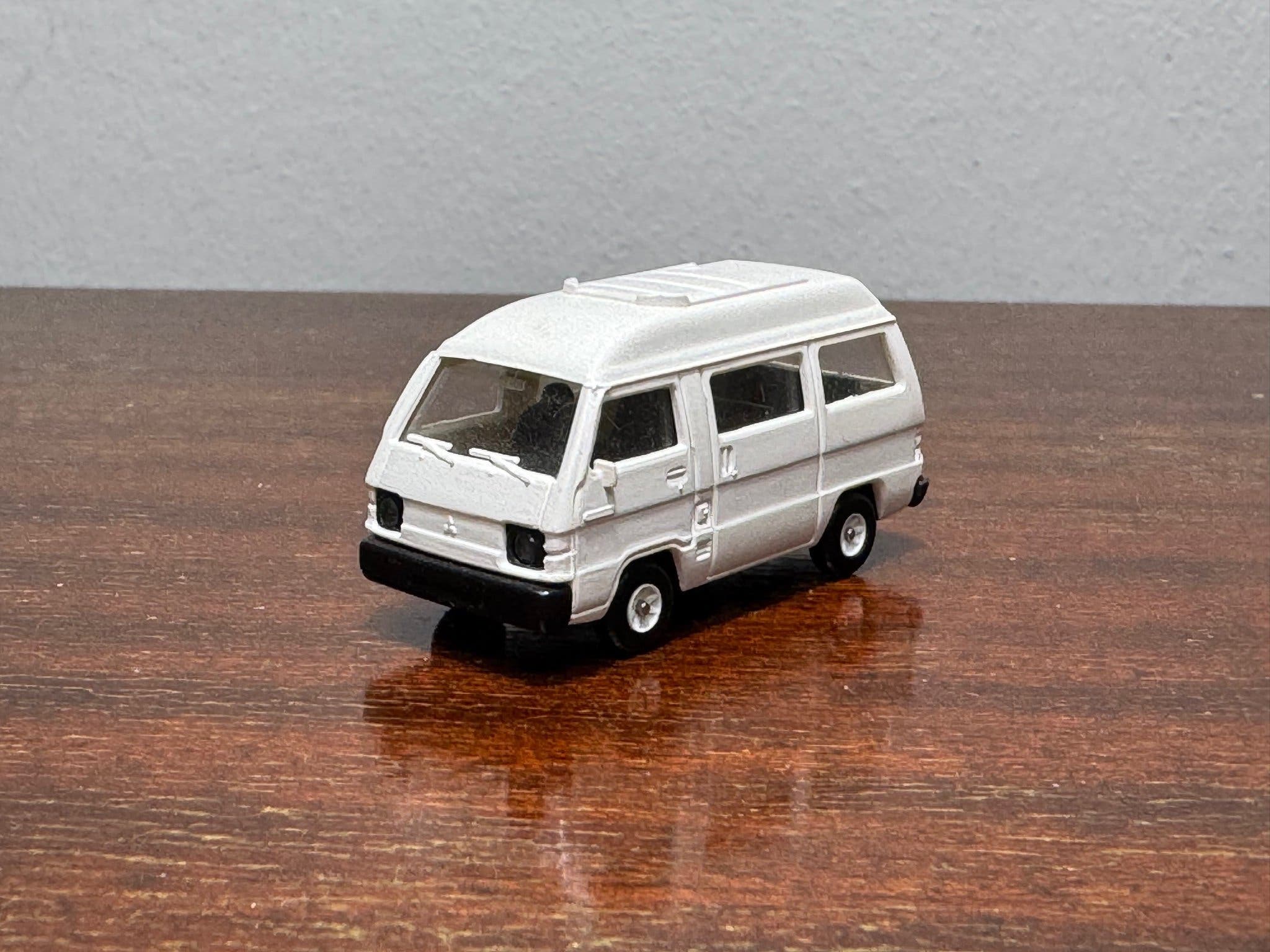Rietze Mitsubishi L300 minibuss - vit | Köp på Tradera (661275172)