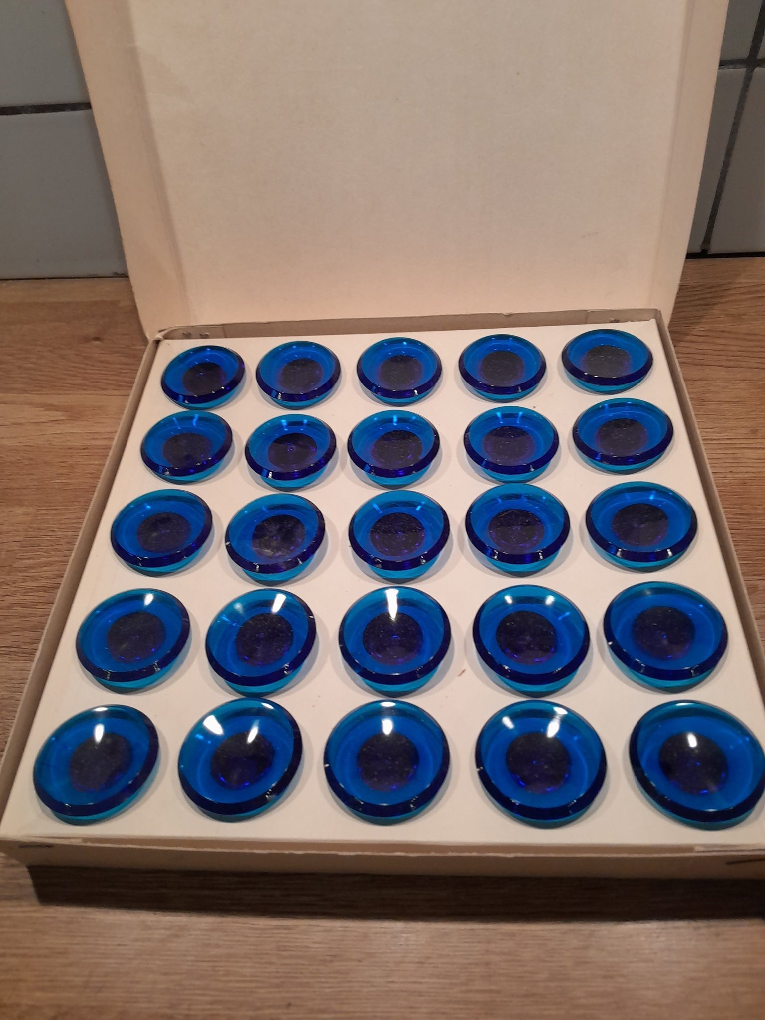 25 styck oanvända IBE AB Akryl Knoppar blå dörr.. | Köp på Tradera ...