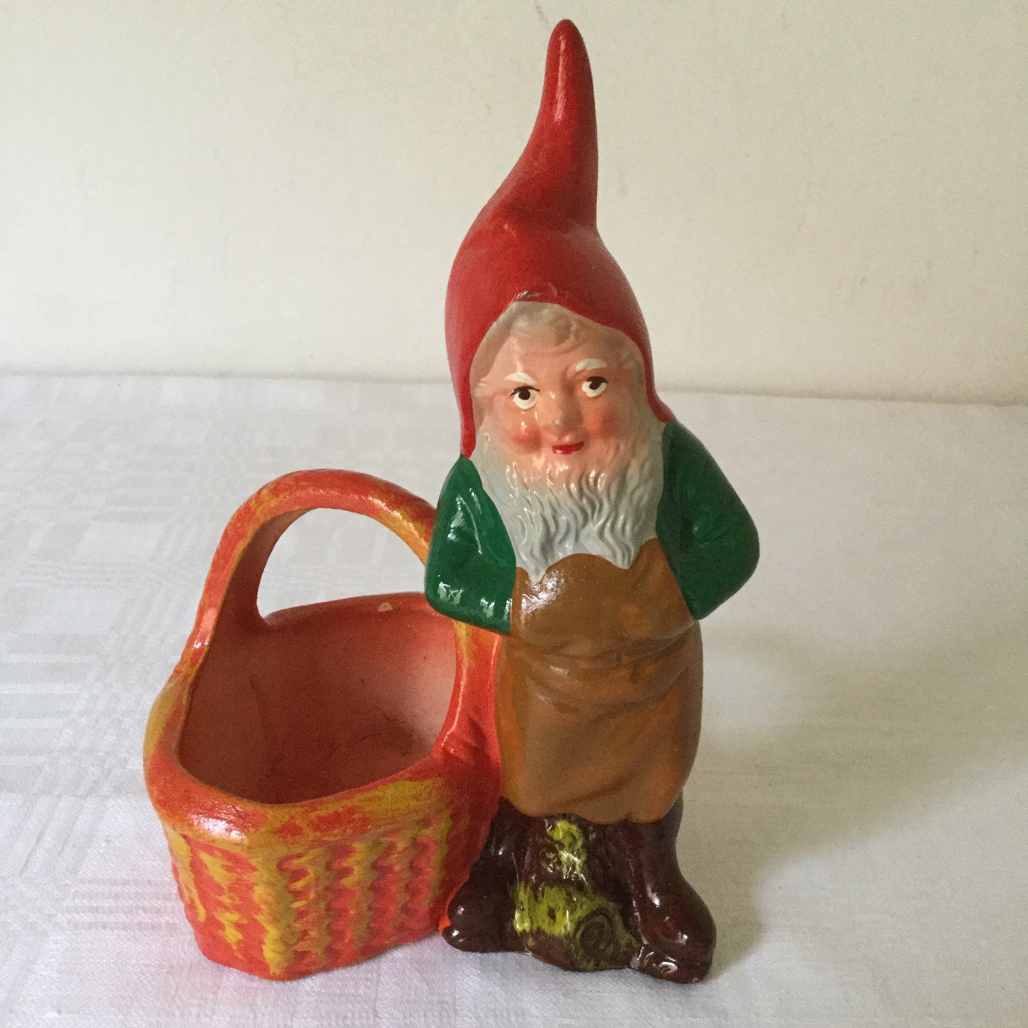 Se produkter som liknar Äldre TOMTE MED KORG Gammal T.. på Tradera ...