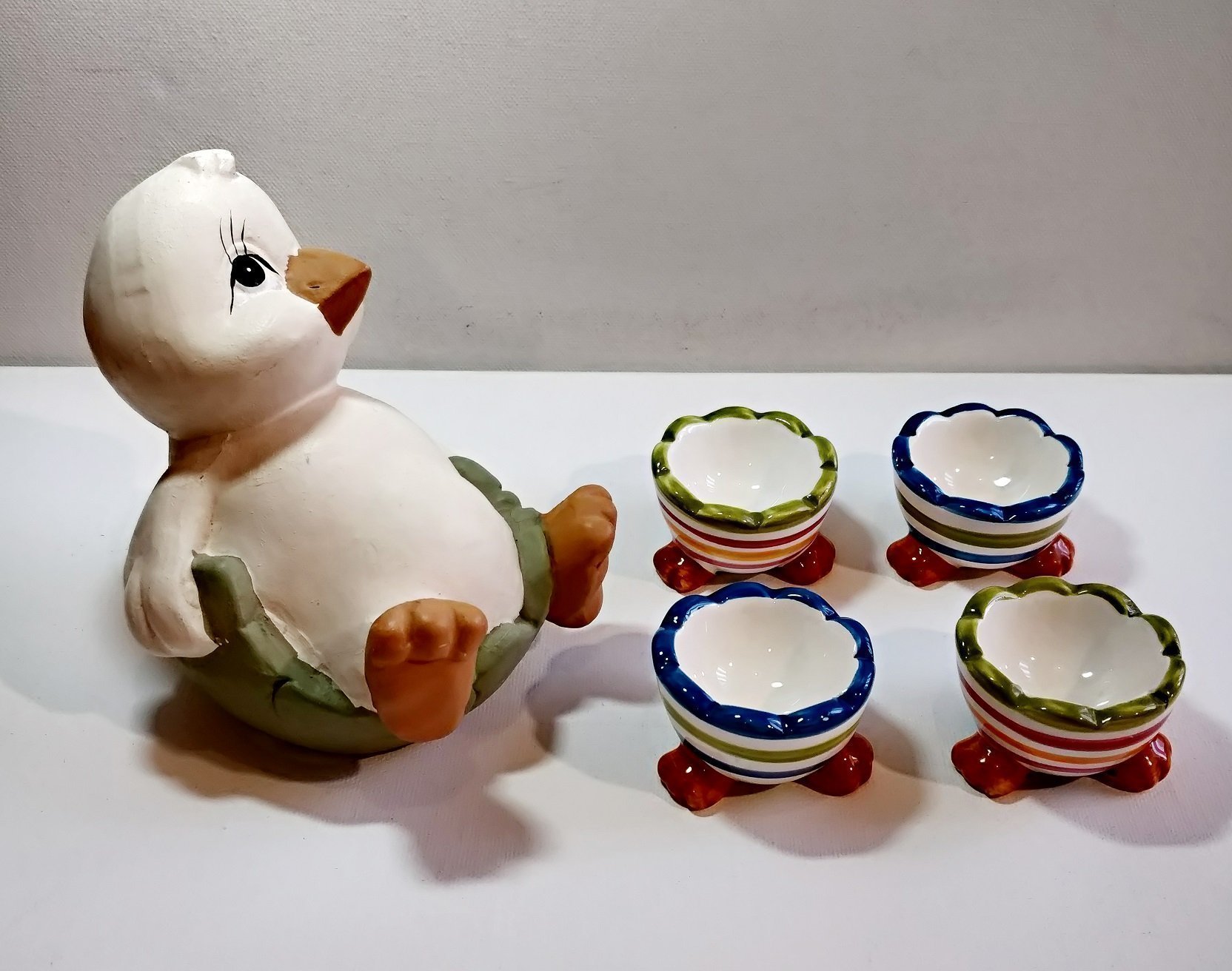 SÖT OCH ROLIG KYCKLING och FYRA ÄGGHÅLLARE KERA.. | Köp på Tradera ...