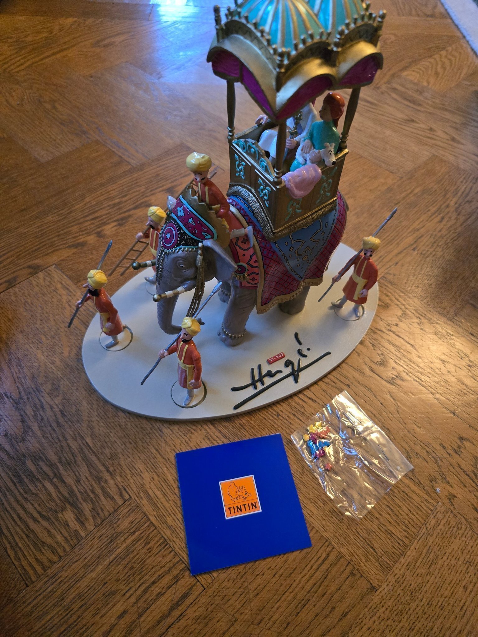 Se produkter som liknar Tintin Figur - Elefanten - Pi.. på Tradera ...