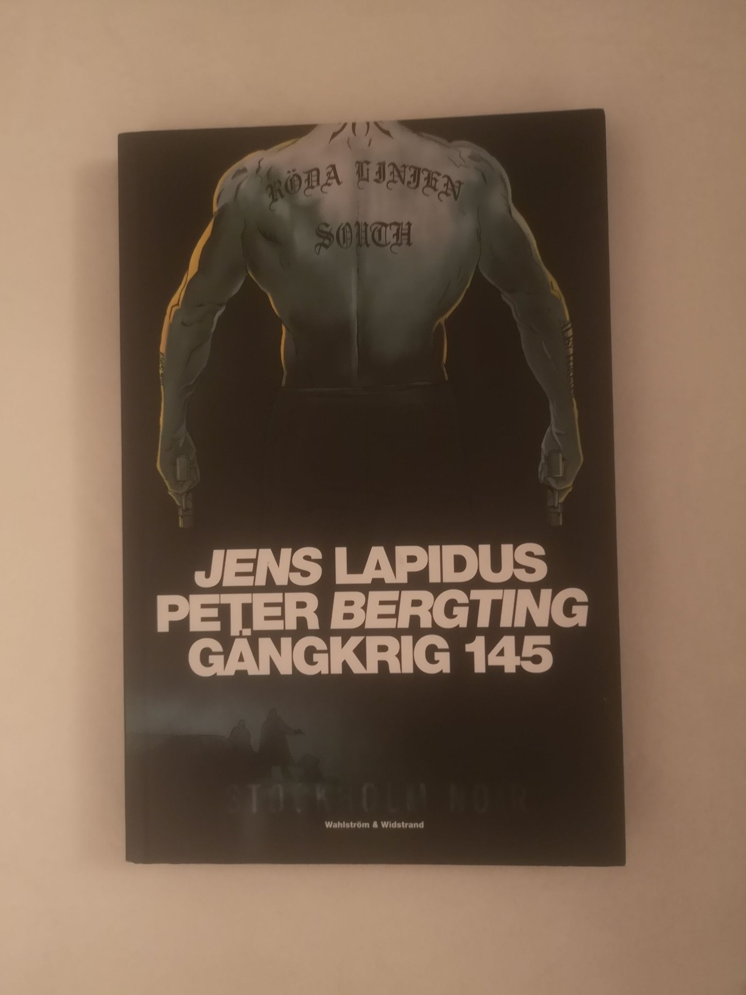 Se produkter som liknar Gängkrig 145 av Jens Lapidus .. på Tradera ...