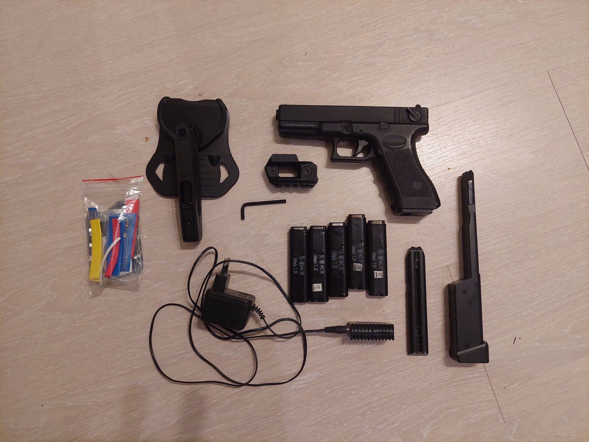 AEP, elektrisk pistol med massa tillbehör | Köp på Tradera (695664044)