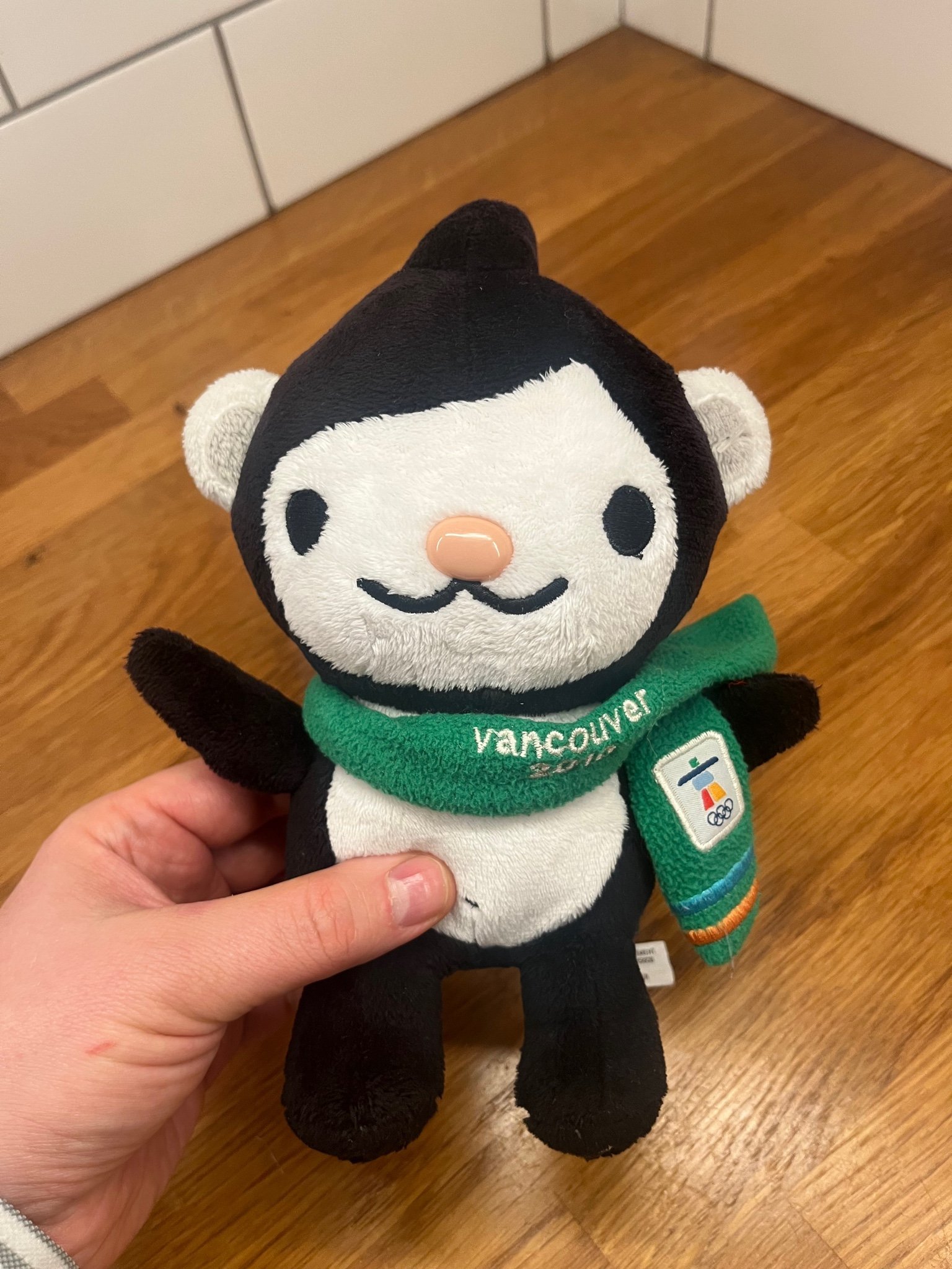Se produkter som liknar Vancouver 2010 OS Maskot Miga på Tradera ...