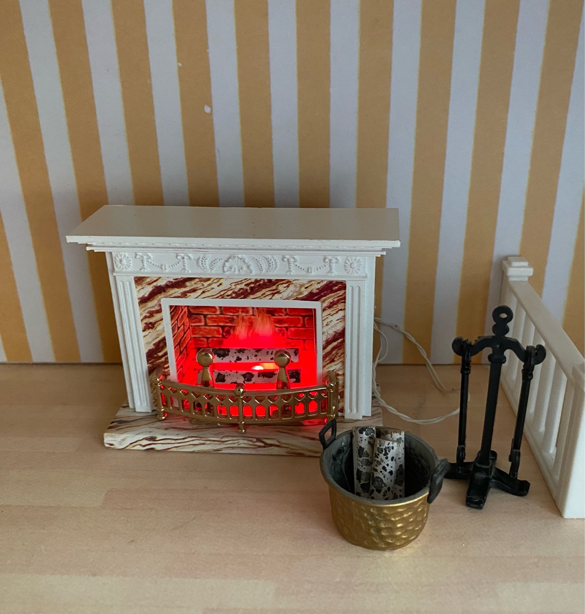 Se produkter som liknar Retro Lundby öppen spis med b.. på Tradera ...