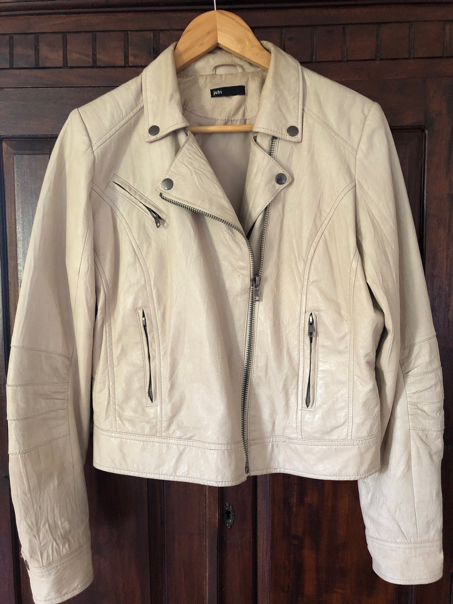 Äkta skinnjacka i MC stil med snygga detaljer. | Köp på Tradera (559893104)
