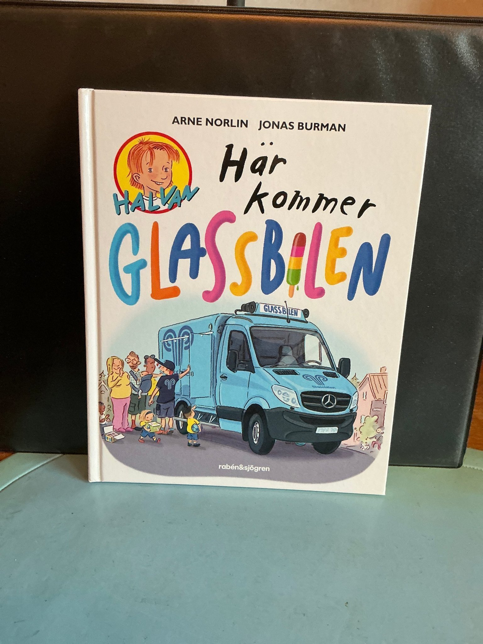 Se produkter som liknar Halvan Här kommer glassbilen .. på Tradera ...