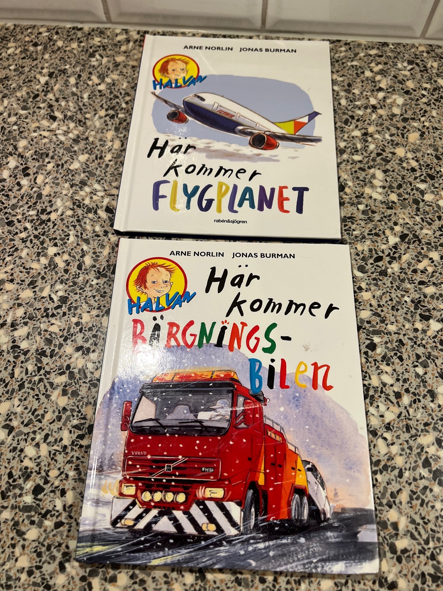 Halvan: Här kommer flygplanet & Här kommer bärg.. | Köp på Tradera ...