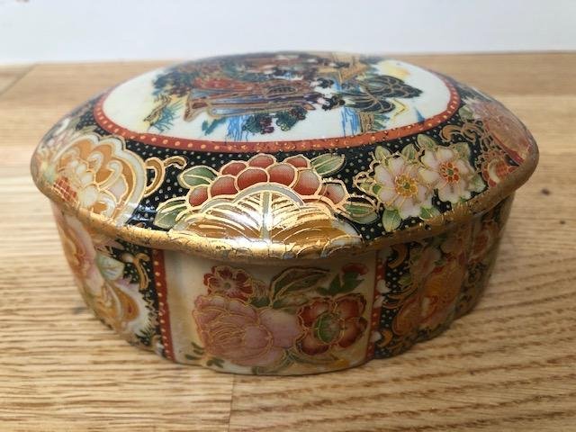 Vintage Asian ceramic treasure box with lid | Köp på Tradera (443131102)