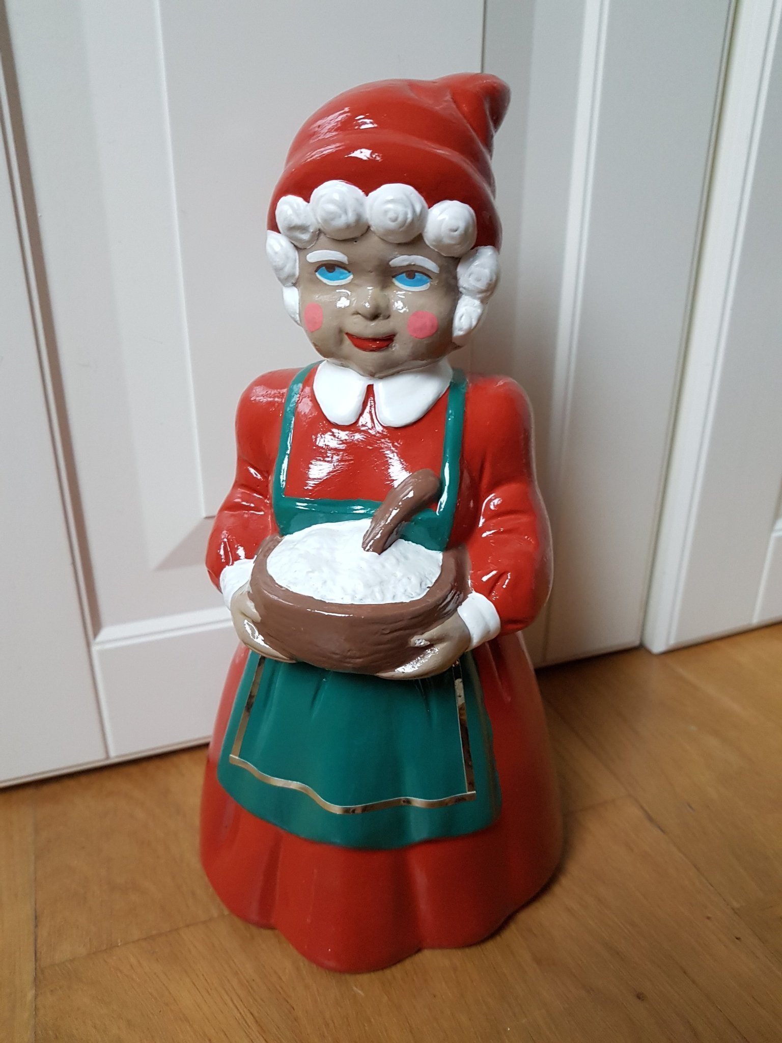 En helt bedårande Tomtemor som håller skål med .. | Köp på Tradera ...
