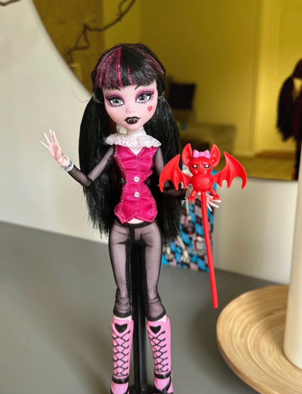 Se produkter som liknar Monster High Draculaura Basic på Tradera ...