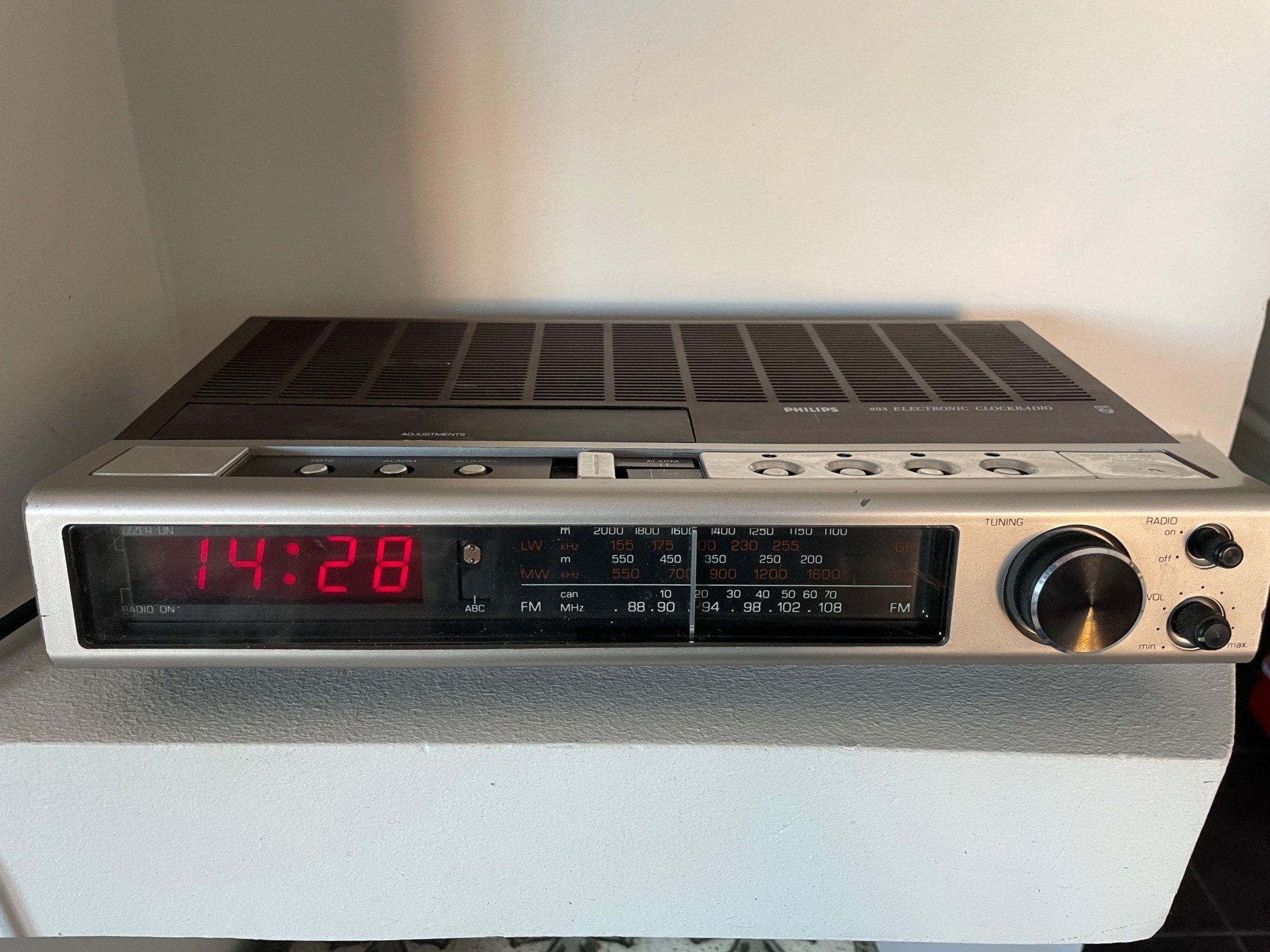 Se produkter som liknar Vintage klockradio/väckarkloc.. på Tradera ...