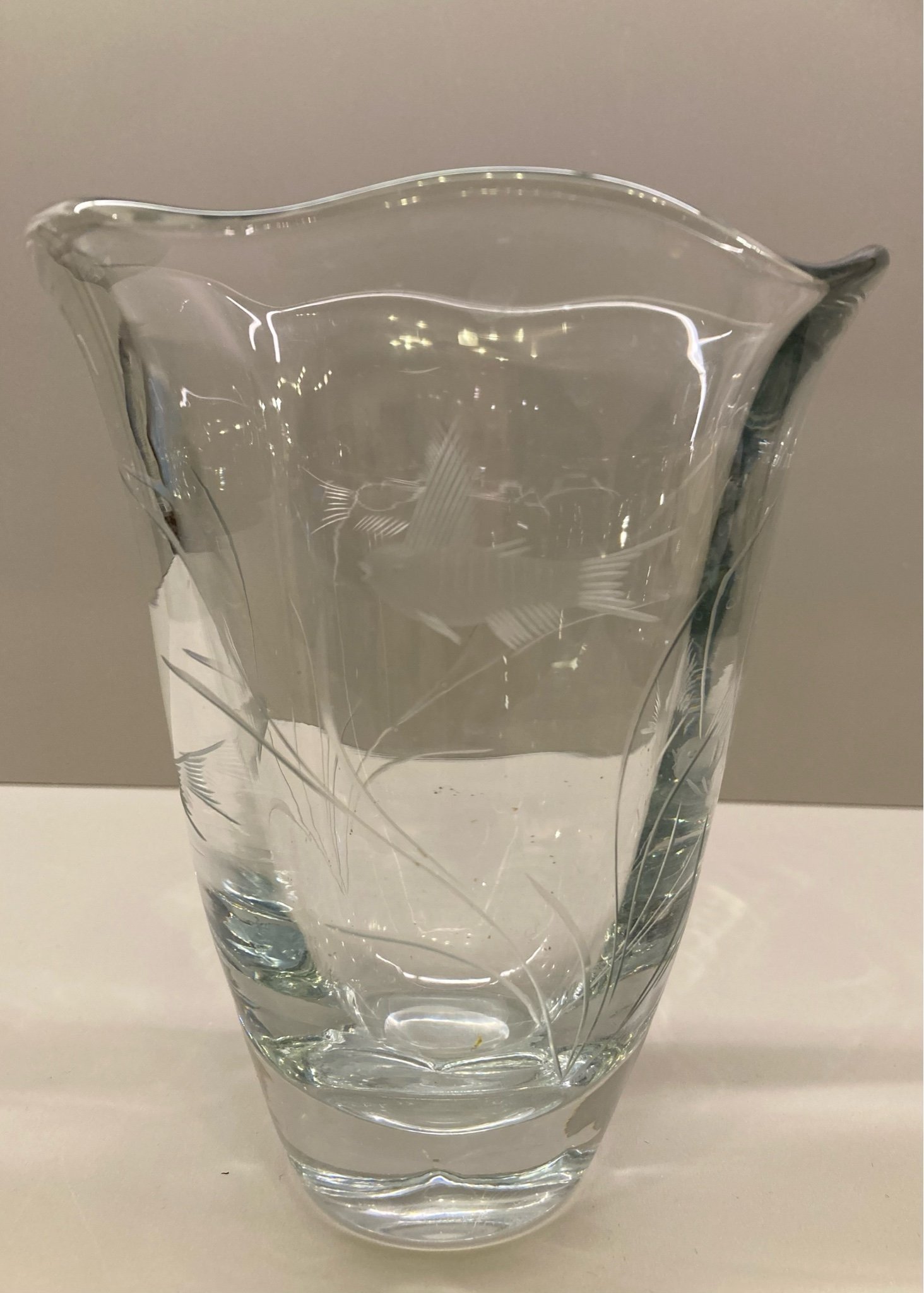 Vas med motiv av slipade fiskar och sjögräs | Köp på Tradera (711205560)