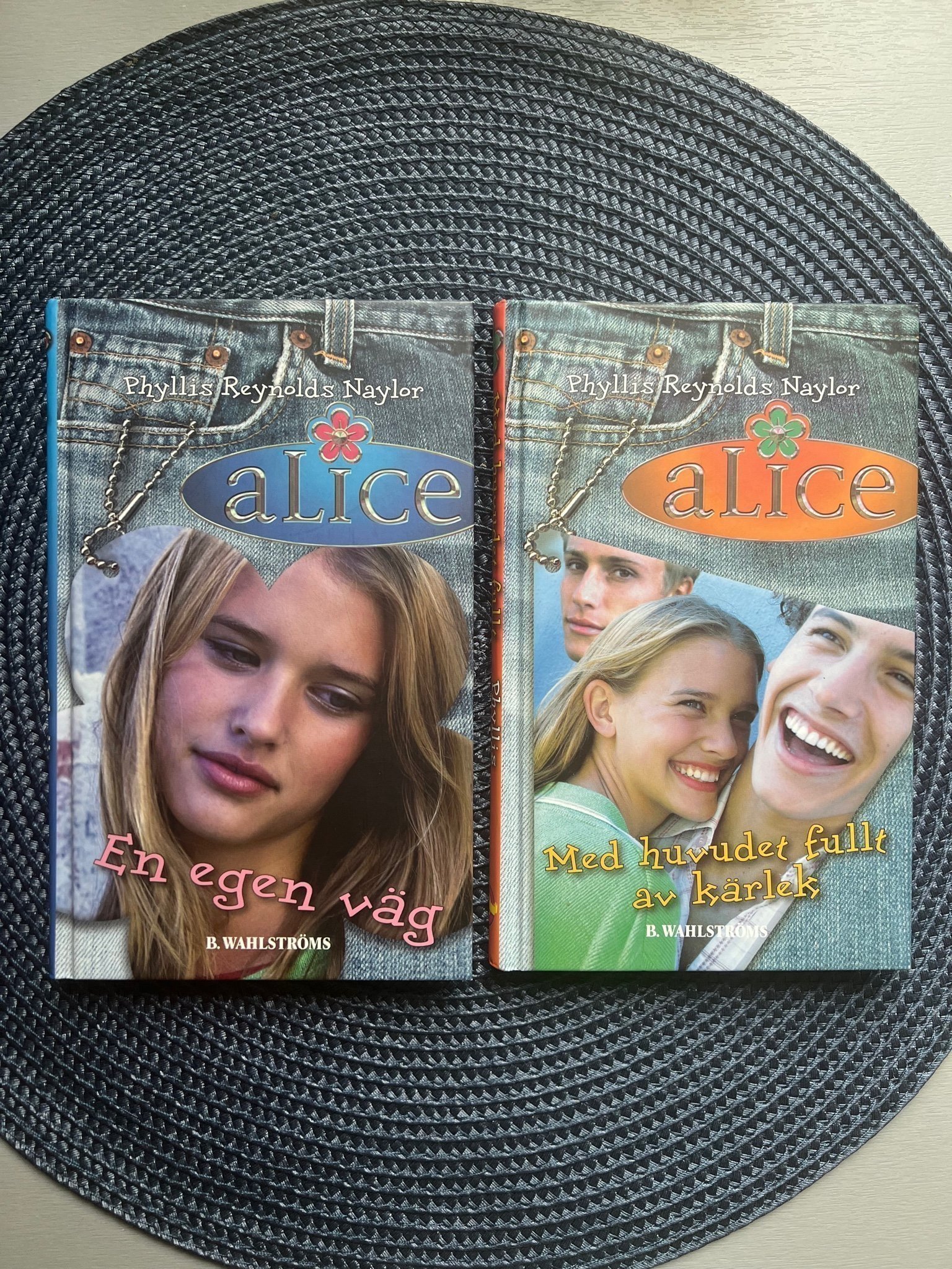Se produkter som liknar Alice: En egen väg & Med huvu.. på Tradera ...