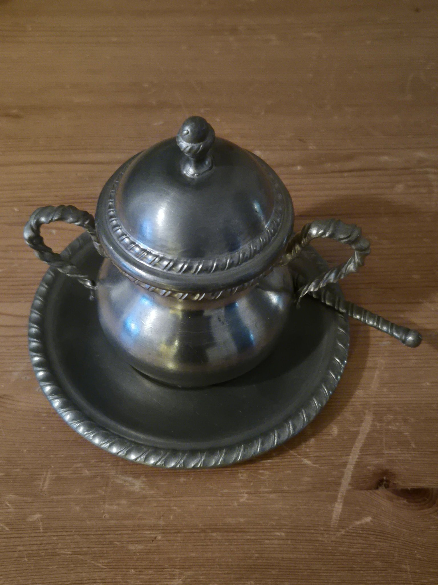 Sockerskål i tenn med lock, fat och skopa | Köp på Tradera (708642318)