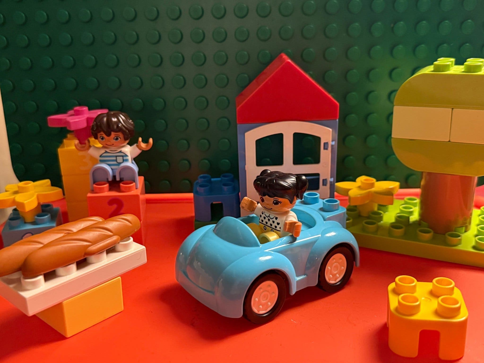 Se produkter som liknar Lego Duplo Set med två barnfi.. på Tradera ...