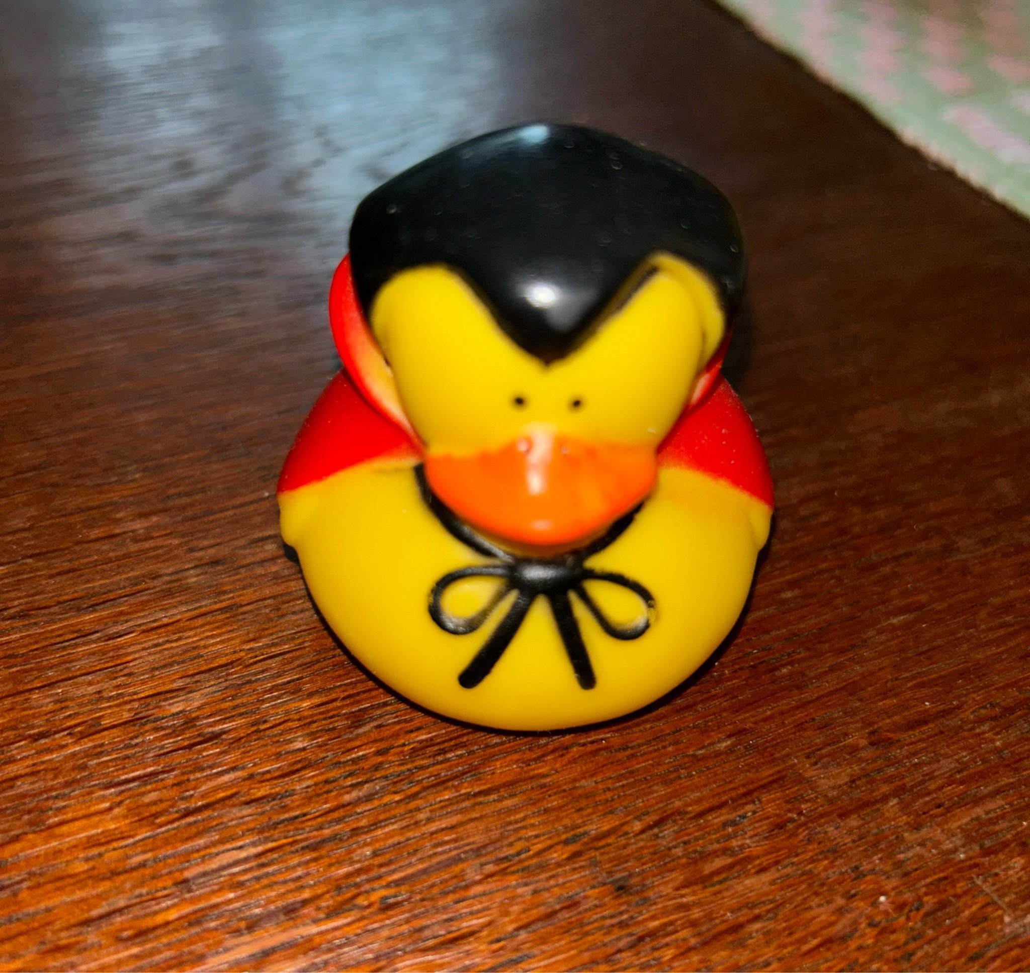 Anka från Lanco vampir duck med röd kappa och s.. | Köp på Tradera ...