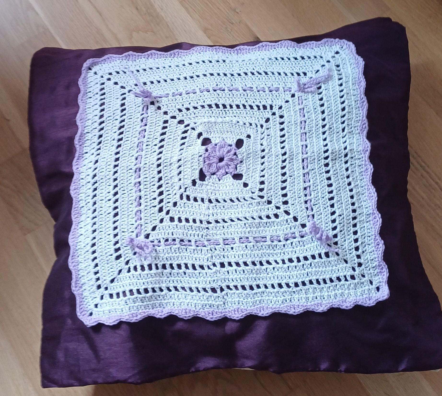 Se produkter som liknar Virkad ruta på kuddfodral på Tradera (634872468)