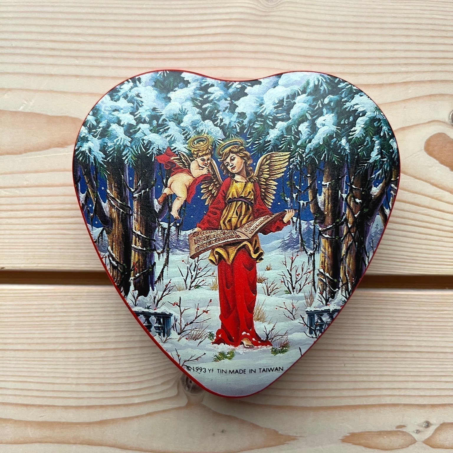 Se produkter som liknar Hjärtformad plåtburk m. julmo.. på Tradera ...