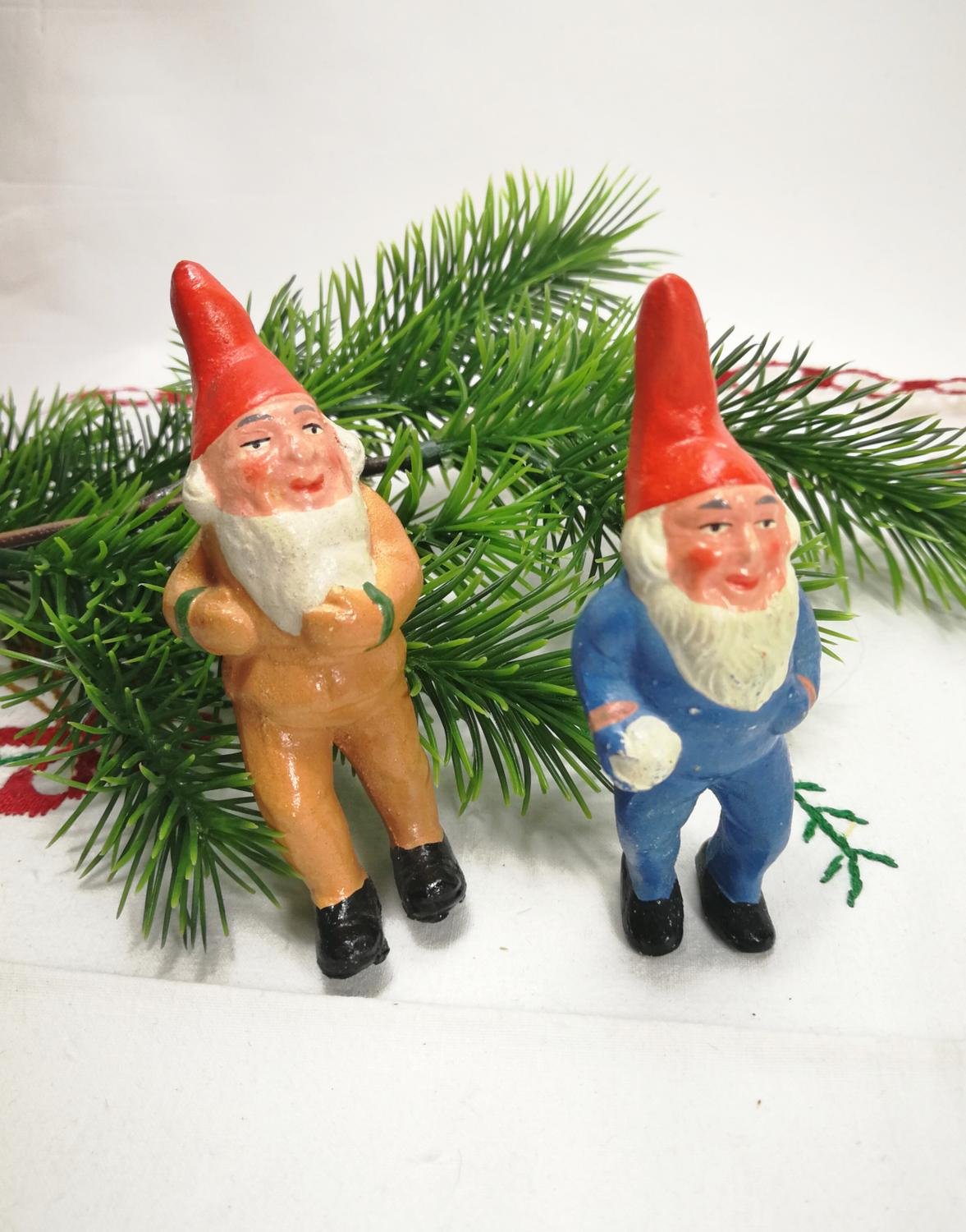 Två små gamla tomtar i terrakotta tillverkade s.. | Köp på Tradera ...